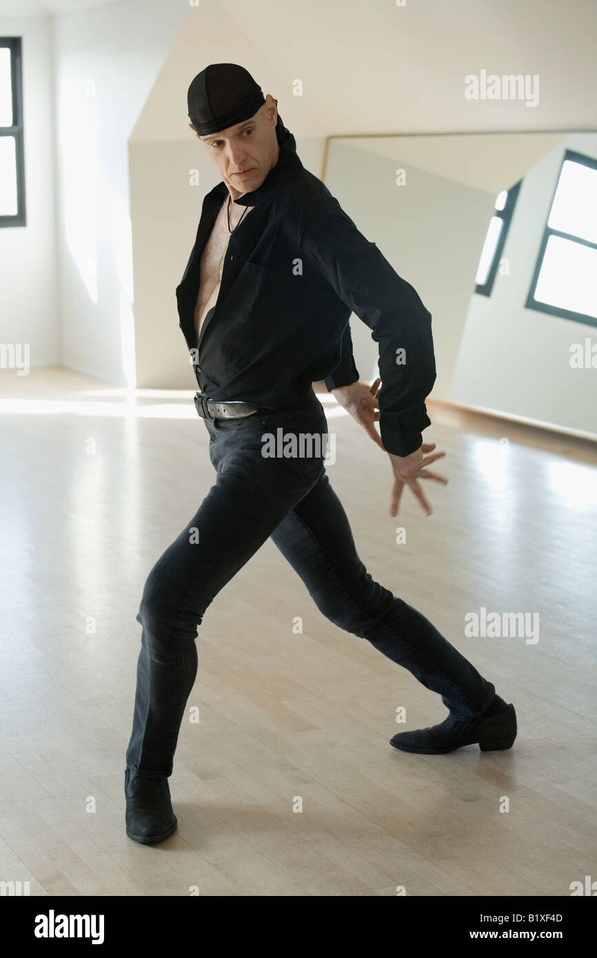 Side profile of a mid adult man dancing Stock Photo - Alamy