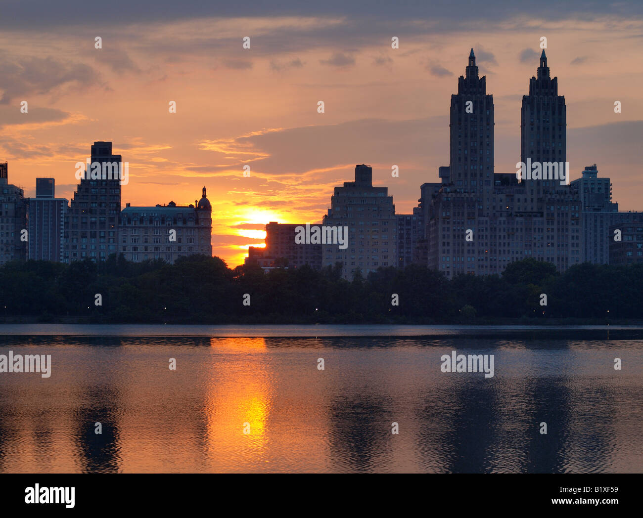 Nyc sunset reflections hi-res stock photography and images - Alamy