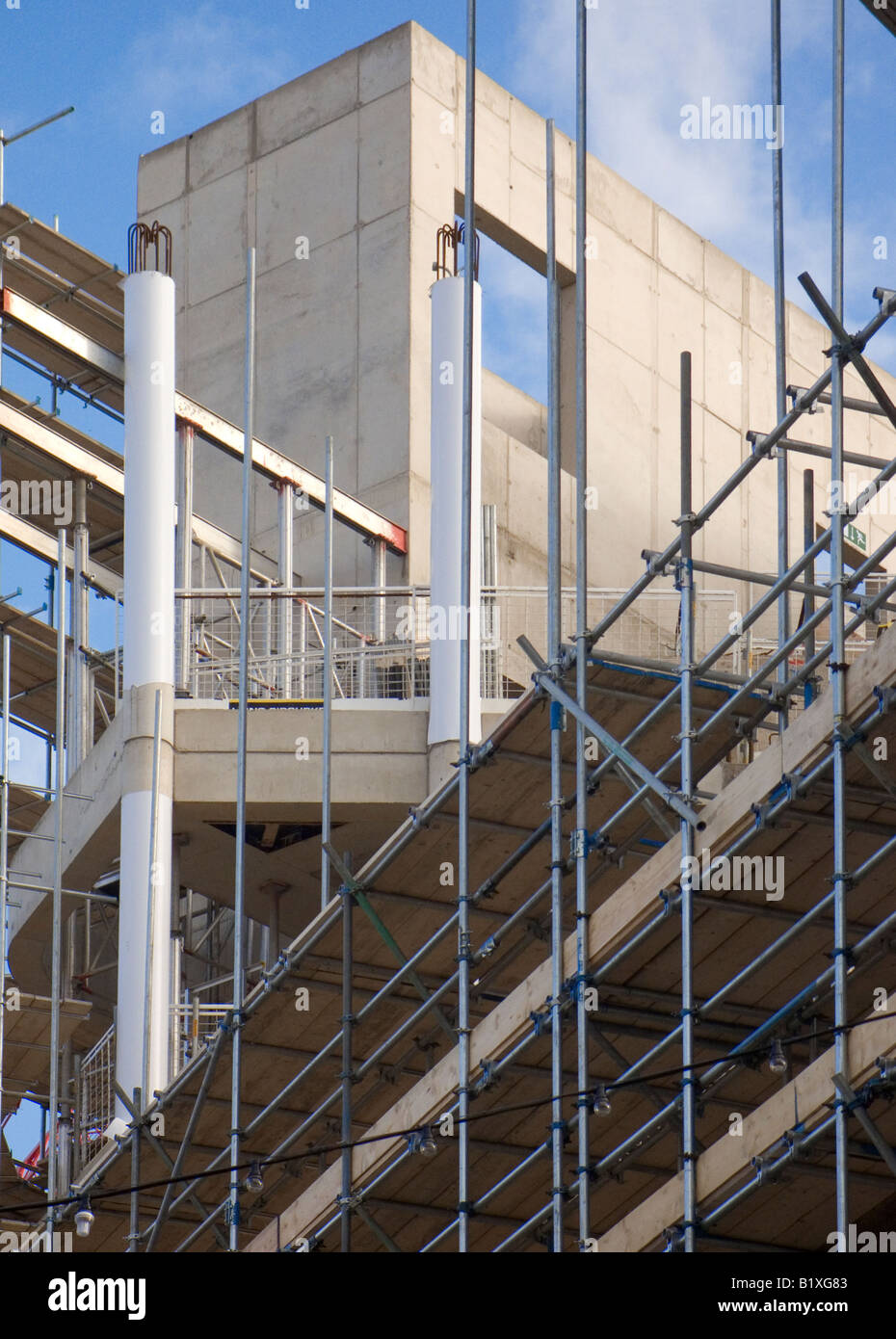 scaffold surrounding a building under construction Stock Photo - Alamy