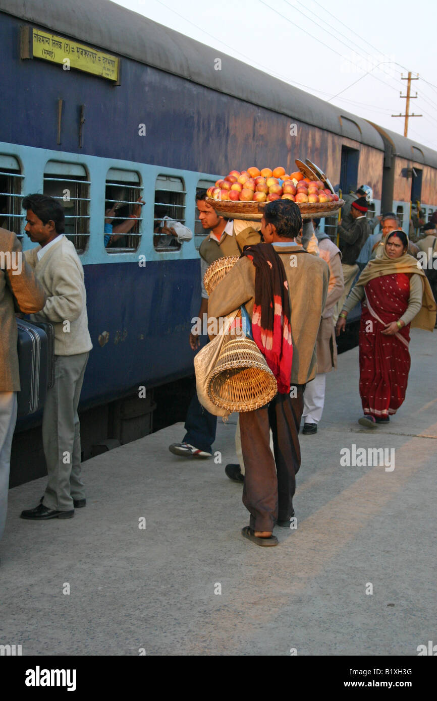 Indian train boarding platform hi-res stock photography and images - Alamy