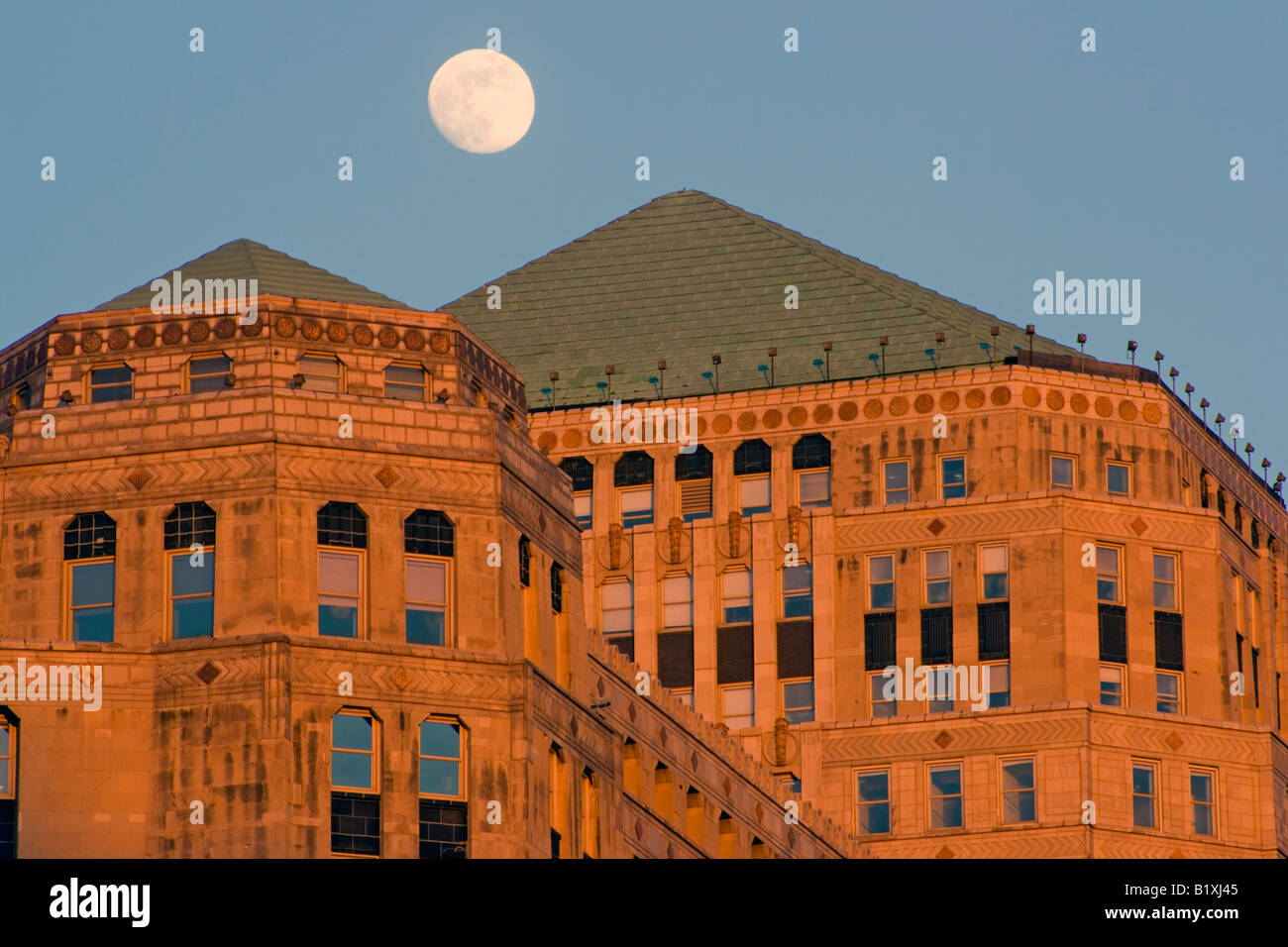 Moon over Merchandise Mart in Chicago Stock Photo - Alamy