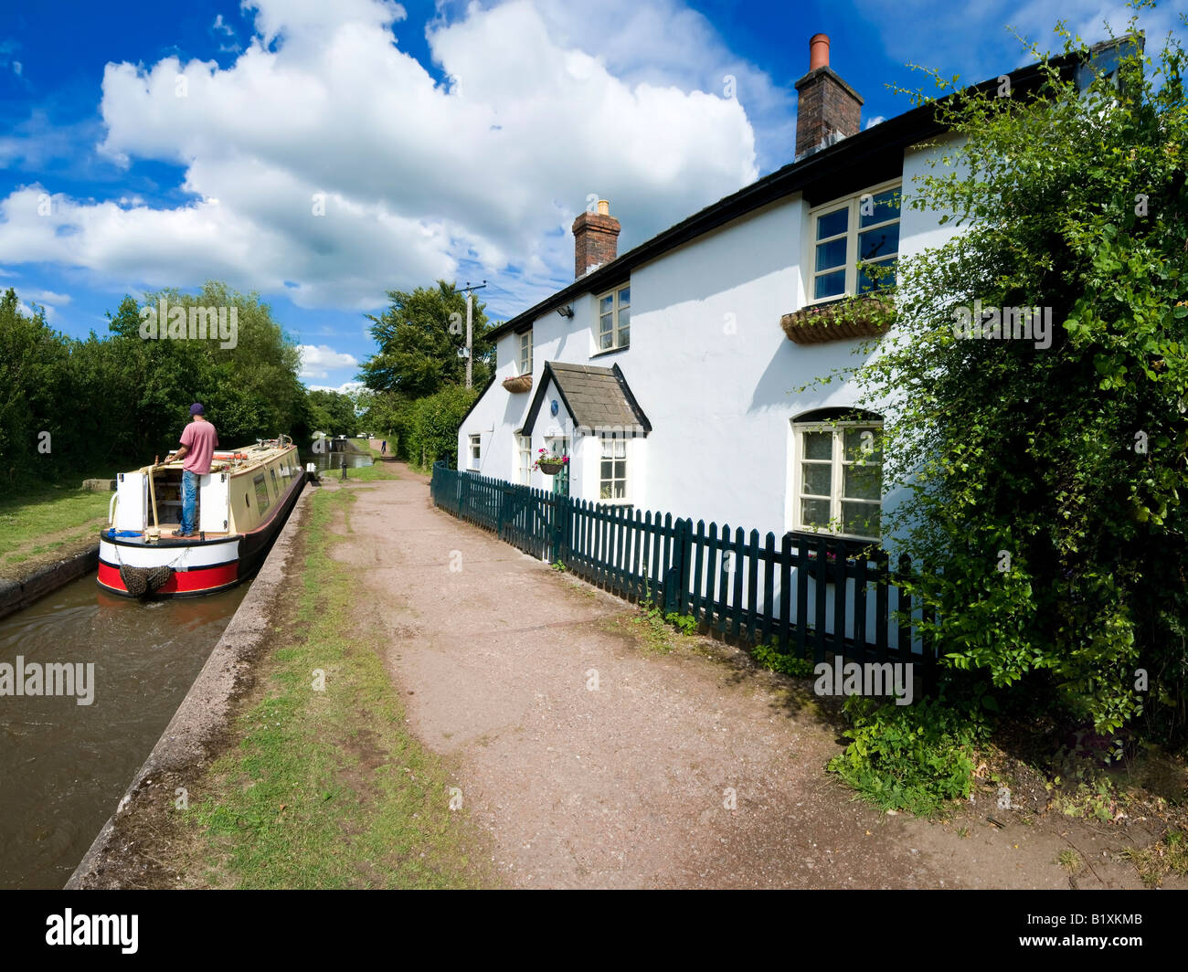 Tardebigge lock cottage hi-res stock photography and images - Alamy
