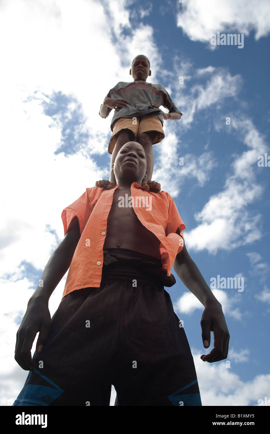 Children acrobats hi-res stock photography and images - Alamy