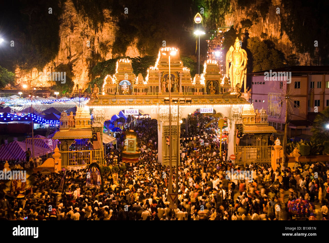 CROWDED ENTRANCE GATE AT THE ANNUAL HINDU FESTIVAL OF THAIPUSAM BATU ...