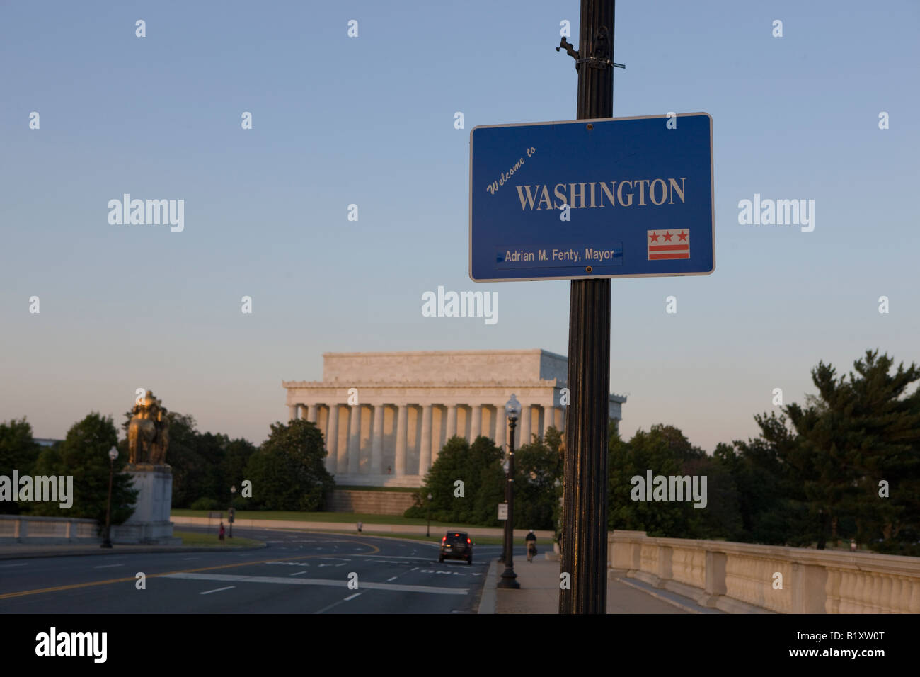 A sign welcoming visitors on the Arlington Memorial Bridge to ...