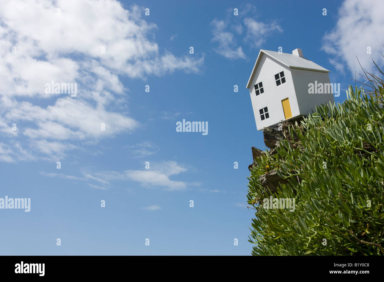 Crumbling house hi-res stock photography and images - Alamy