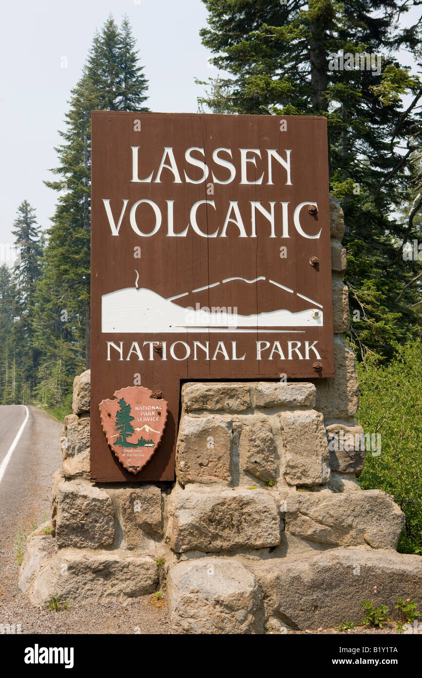 National Park Service welcome sign to Lassen Volcanic National Park ...