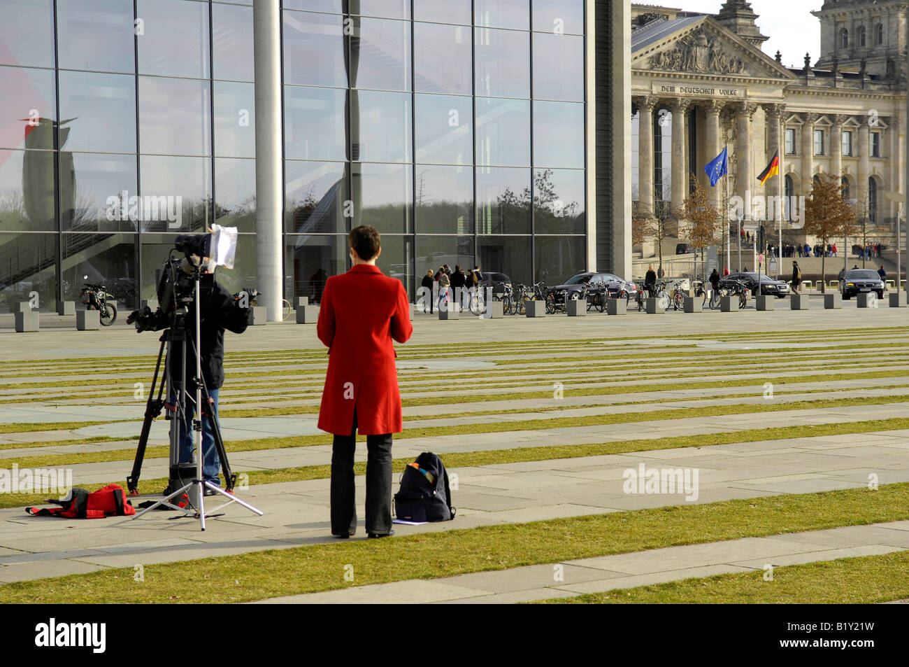 Woman presenter hi-res stock photography and images - Alamy
