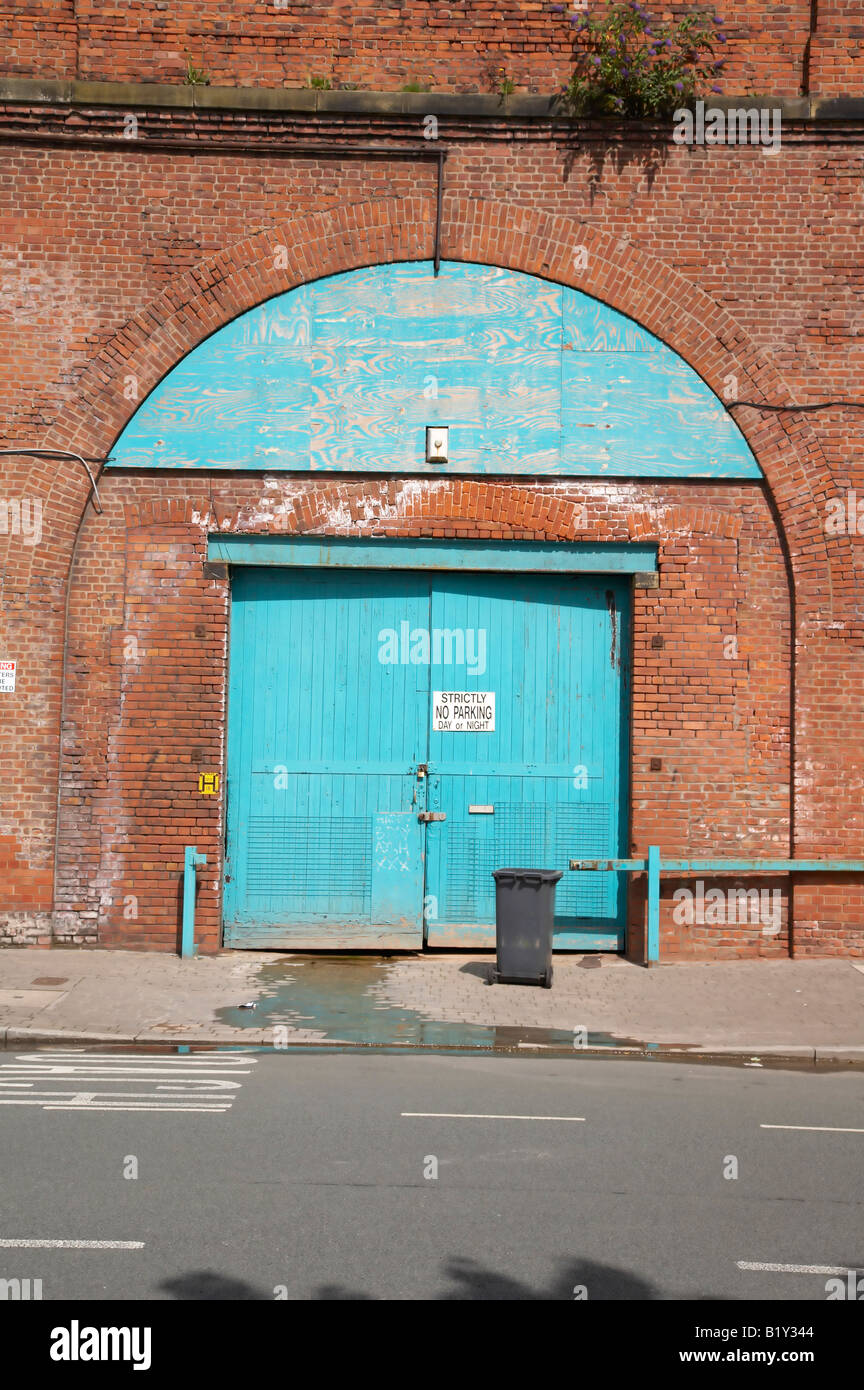 Closed down workshop under archway Stock Photo - Alamy