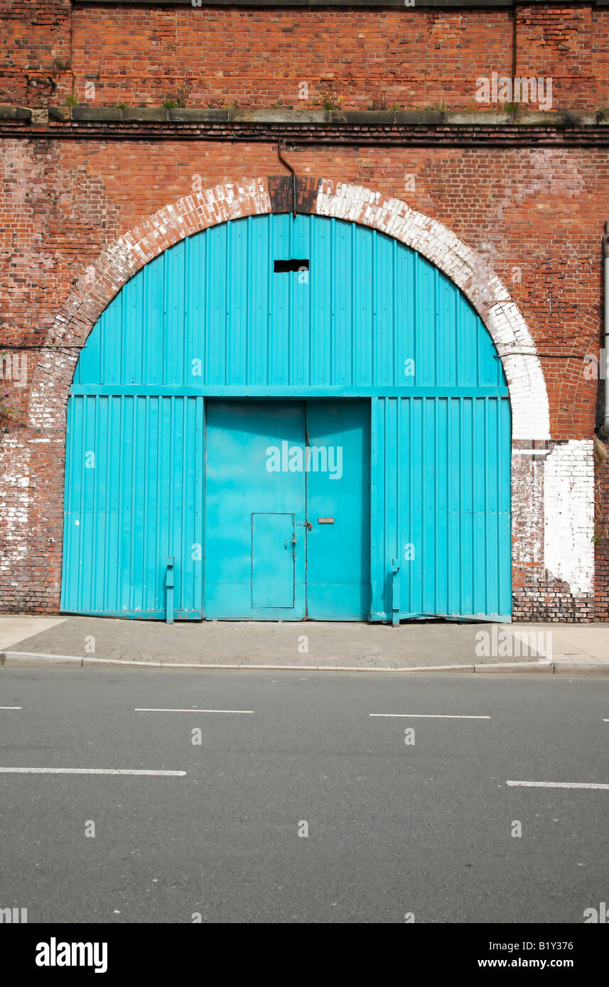 Closed down workshop under archway Stock Photo - Alamy