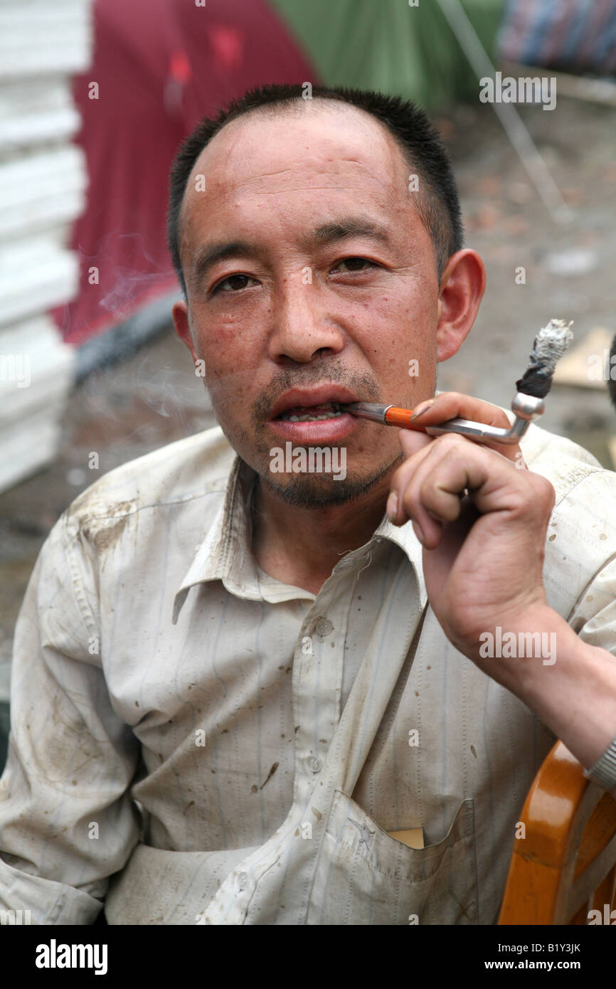Man smoking pipe china hi-res stock photography and images - Alamy