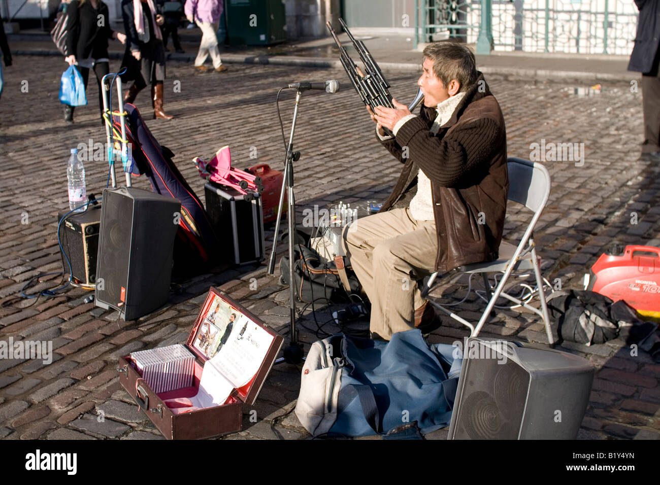 A Chinese musician performs at London's Covent Garden Stock Photo - Alamy
