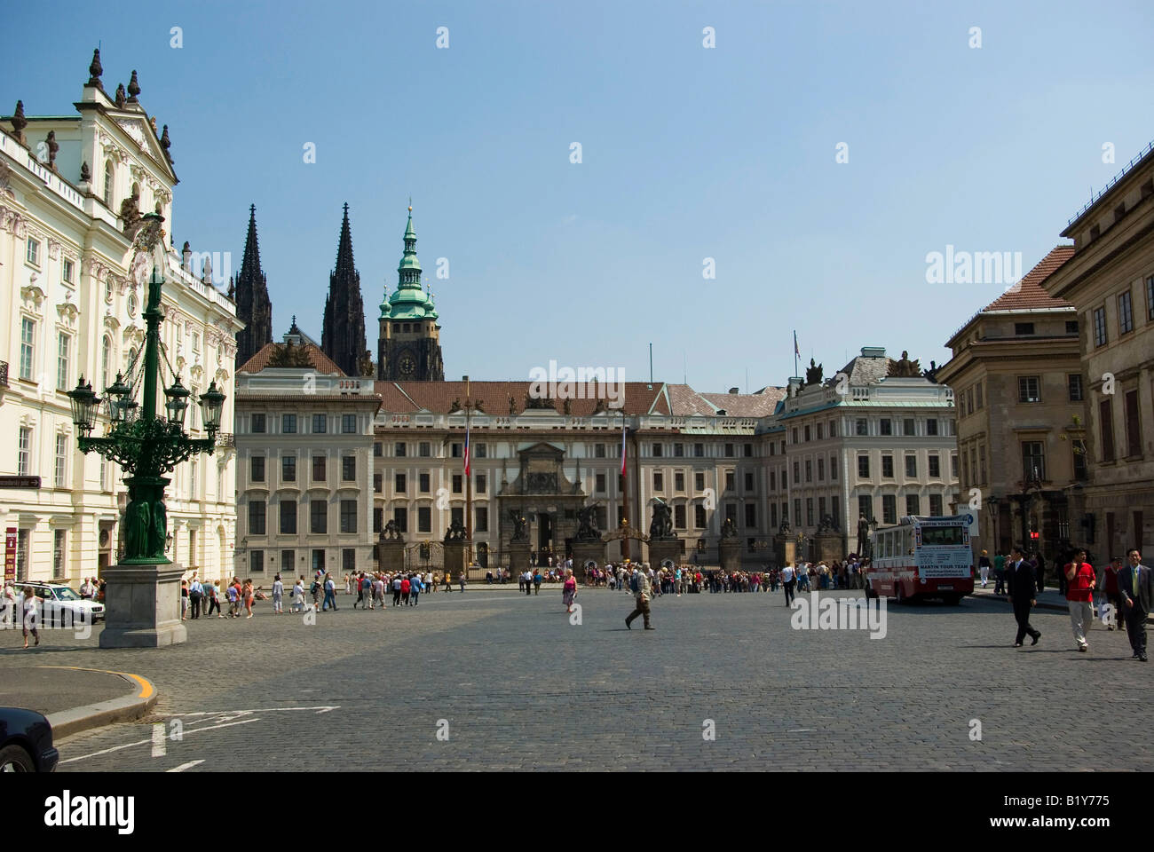 Entrance gate royal castle hi-res stock photography and images - Alamy