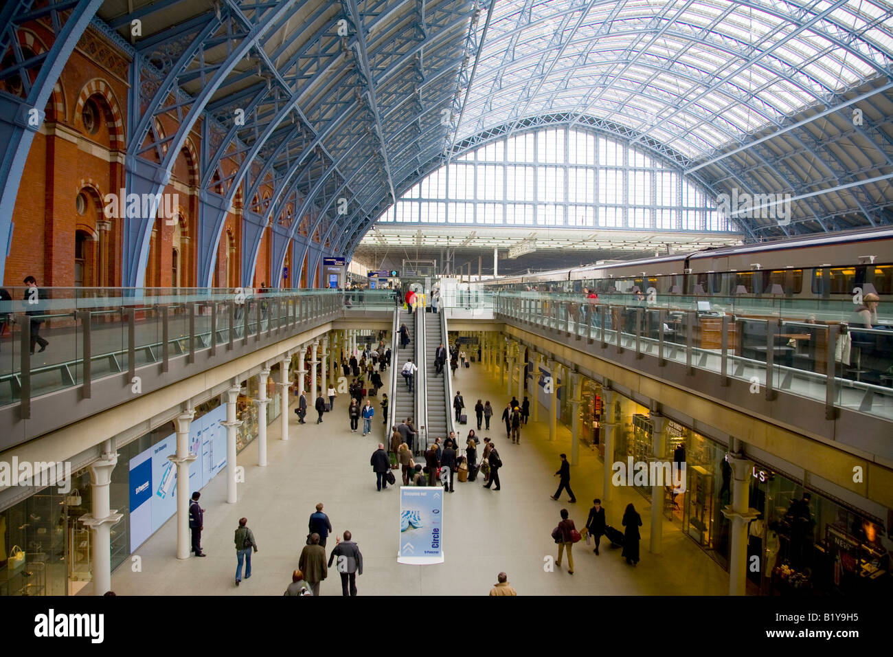 St pancras station hi-res stock photography and images - Alamy