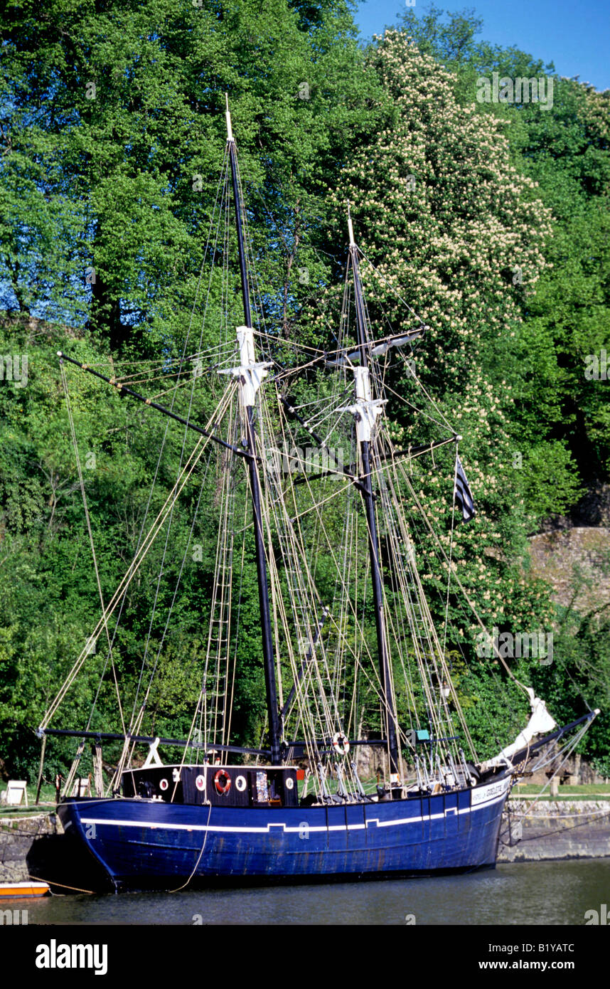 Old square rigged sailing boat hi-res stock photography and images - Alamy