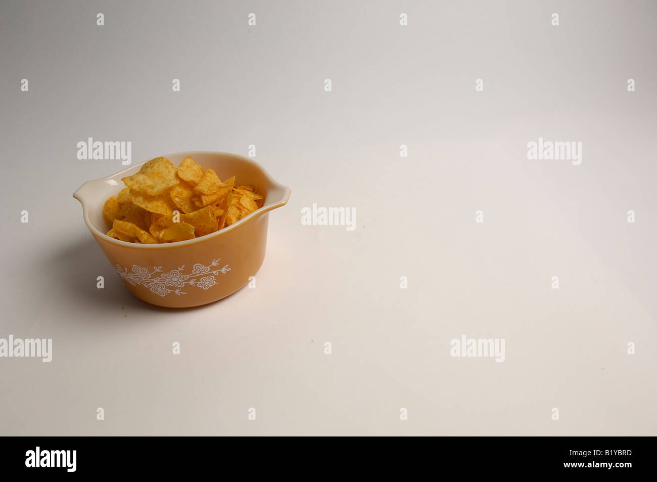bowl of bbq barbeque potato chips crisps Stock Photo - Alamy