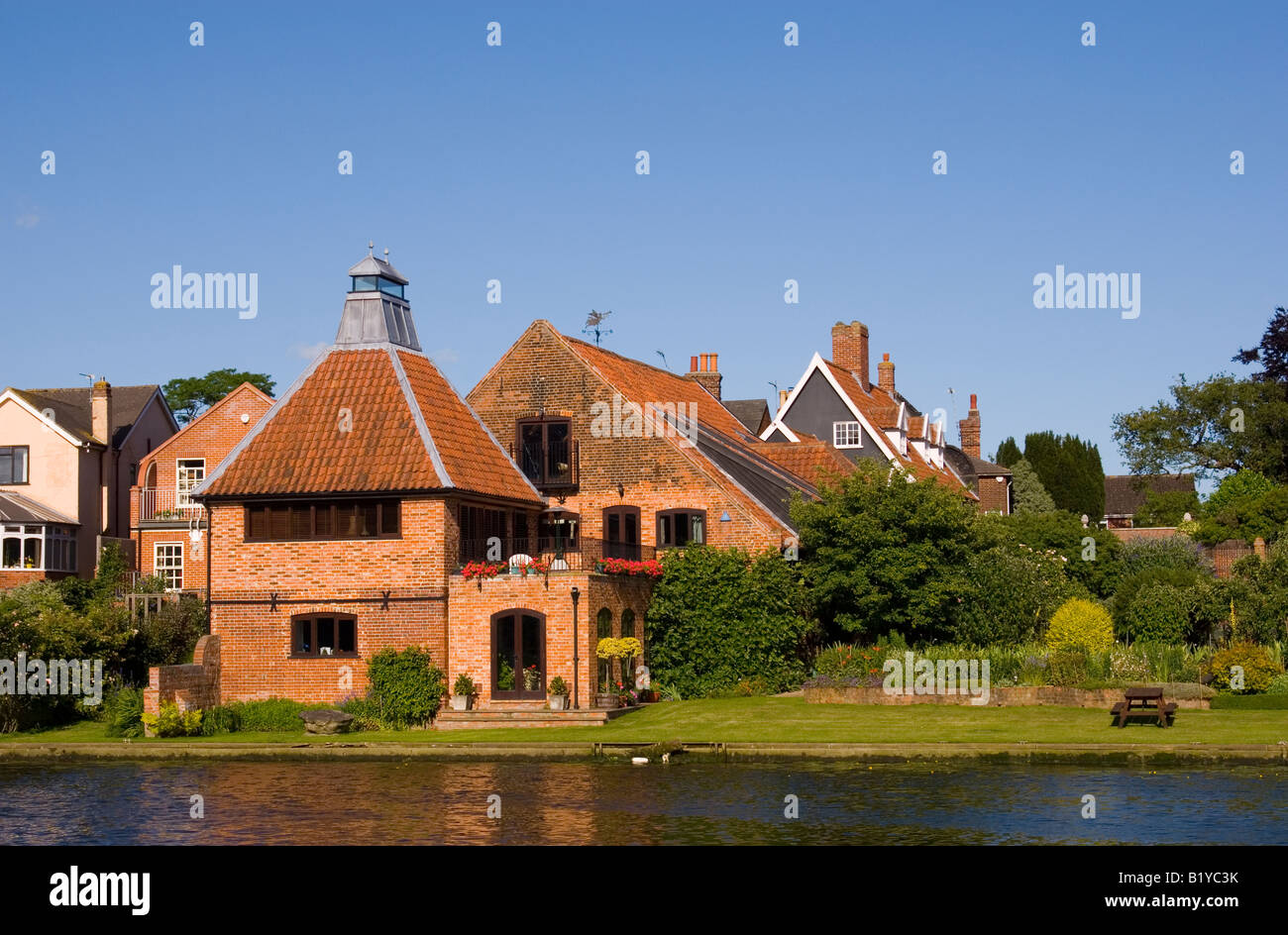 Riverside house hi-res stock photography and images - Alamy