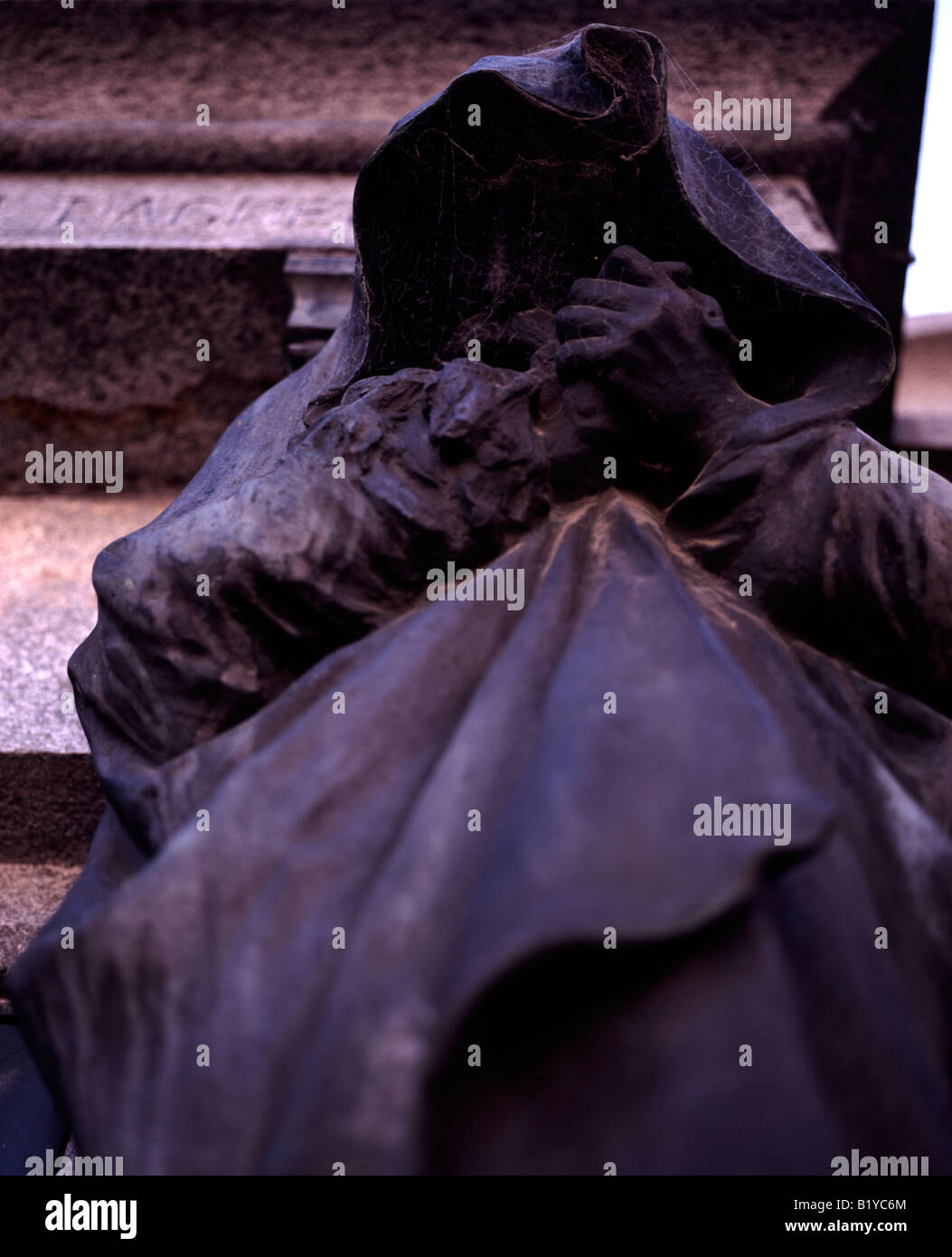 Hooded figure hi-res stock photography and images - Alamy