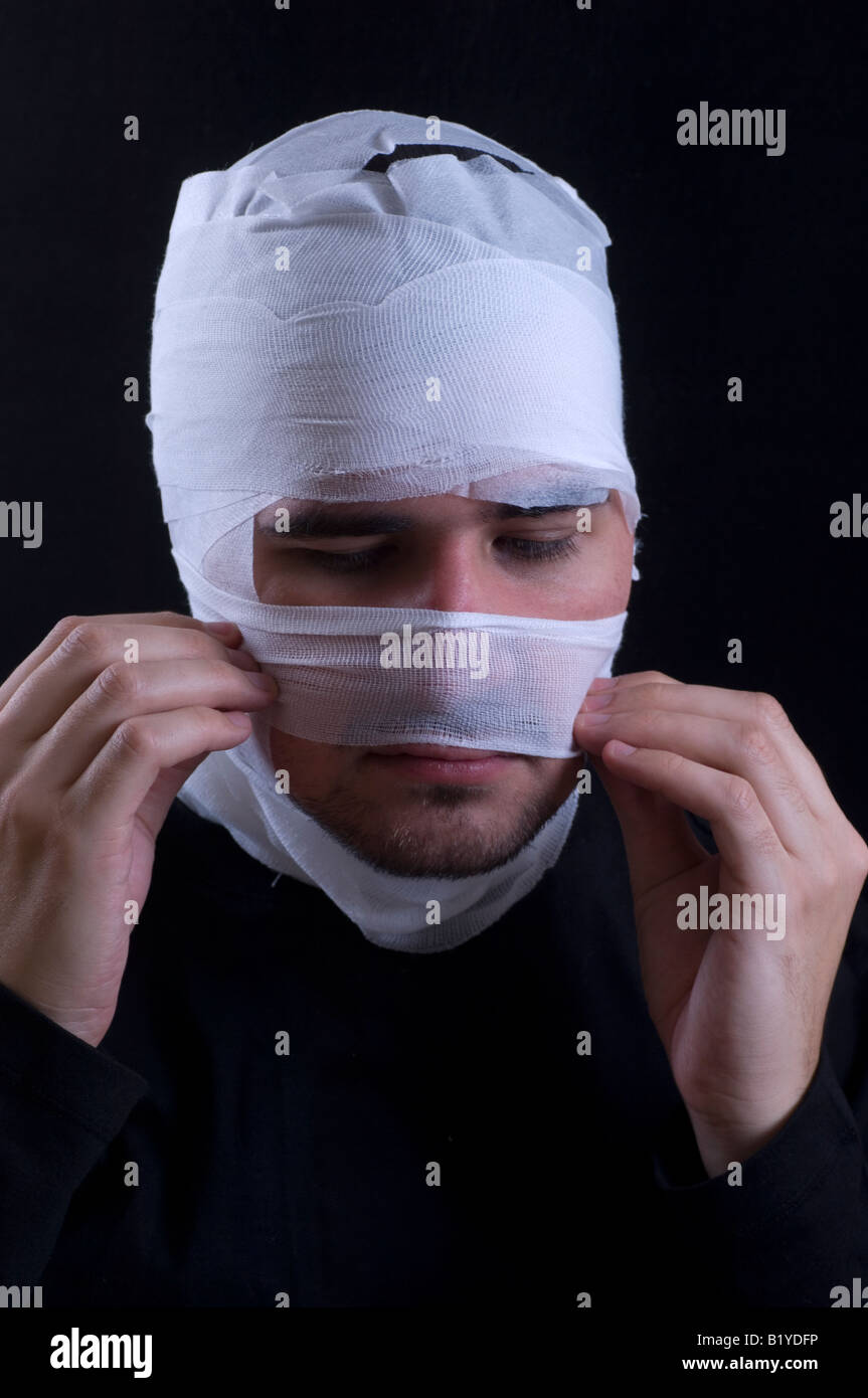 Head wrapped bandages hi-res stock photography and images - Alamy