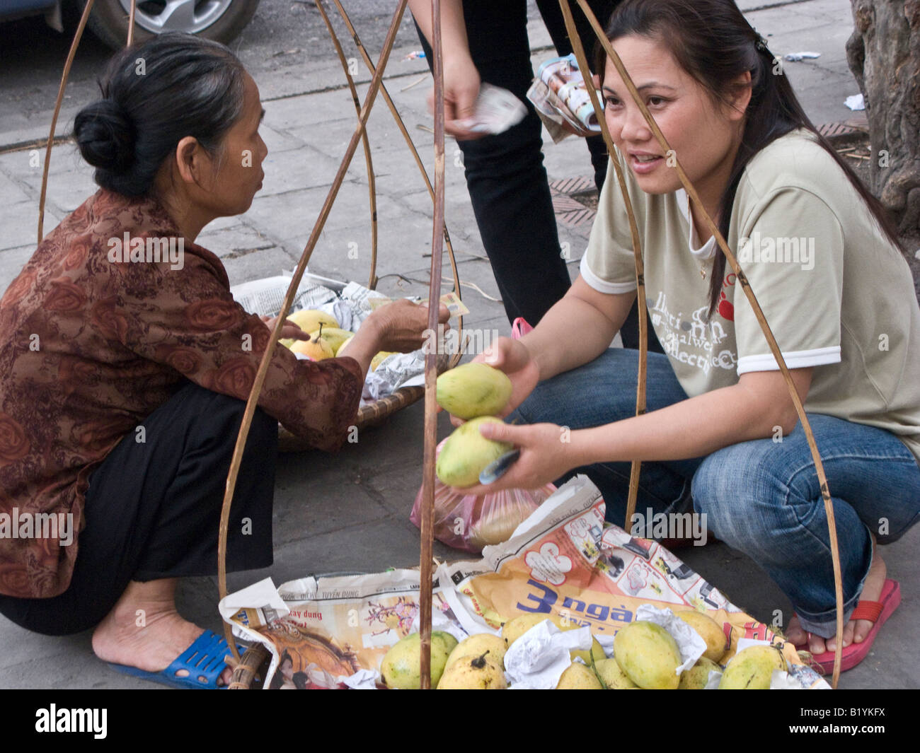 street vendors selling mangoes, Hanoi, Vietnam Stock Photo - Alamy