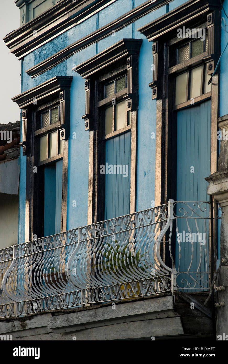 Cuba house balcony hi-res stock photography and images - Alamy