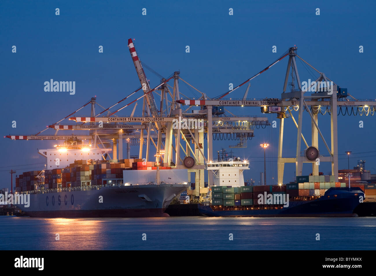 Nightly loading of container ships on the Europa quay Tollerort ...