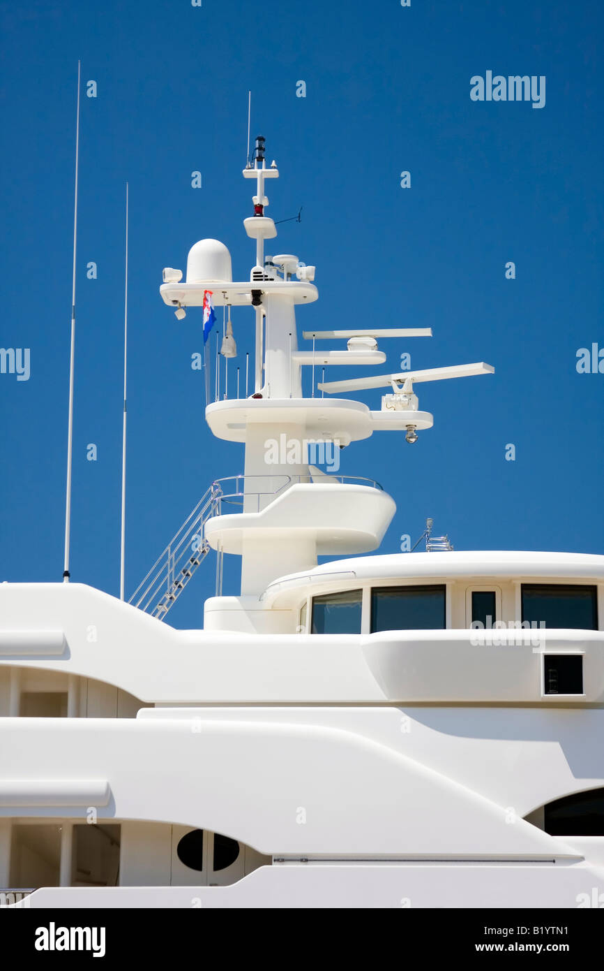 Communications tower on the big white yacht Stock Photo - Alamy