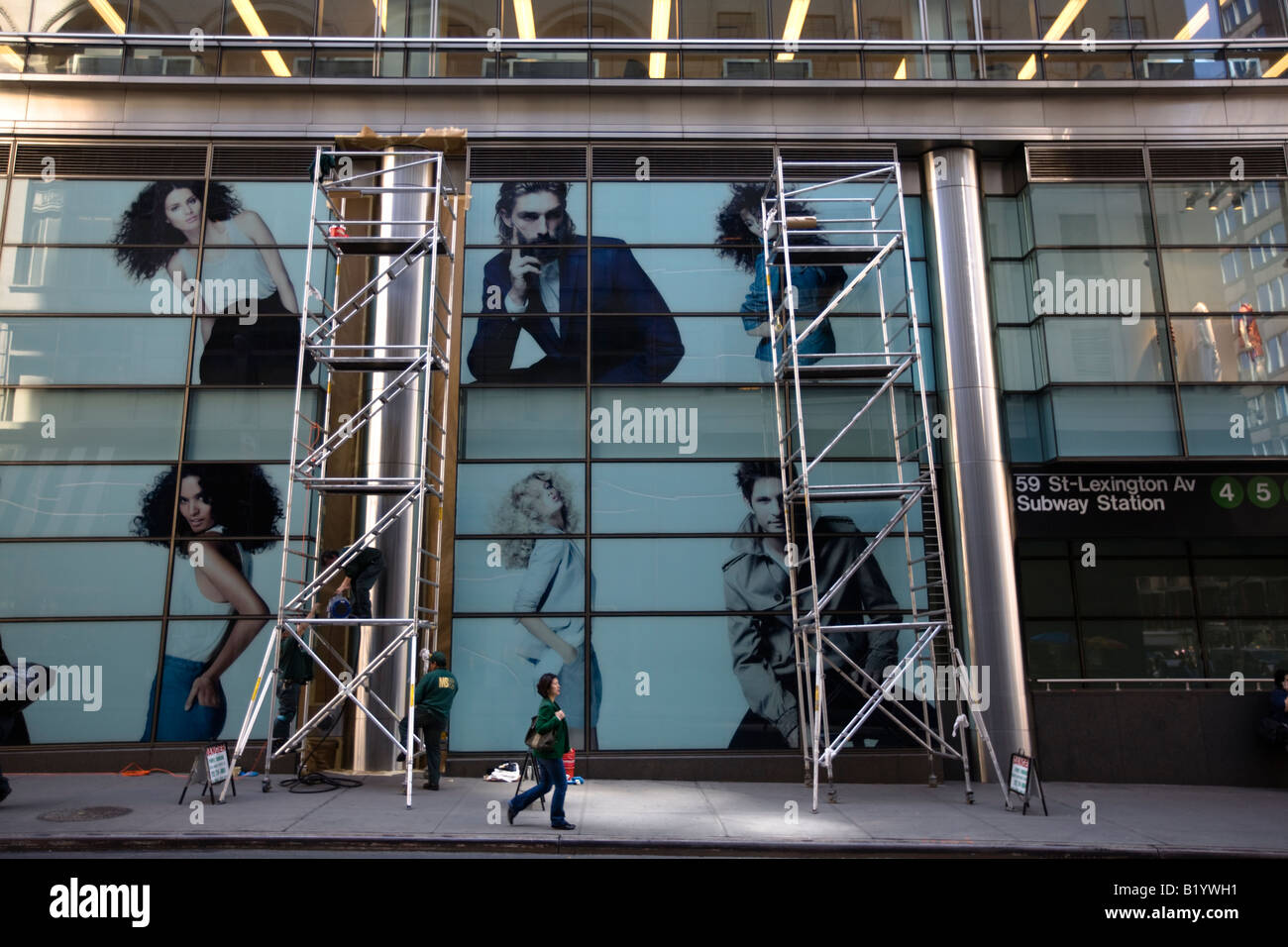 People on scaffold cleaning hi-res stock photography and images - Alamy