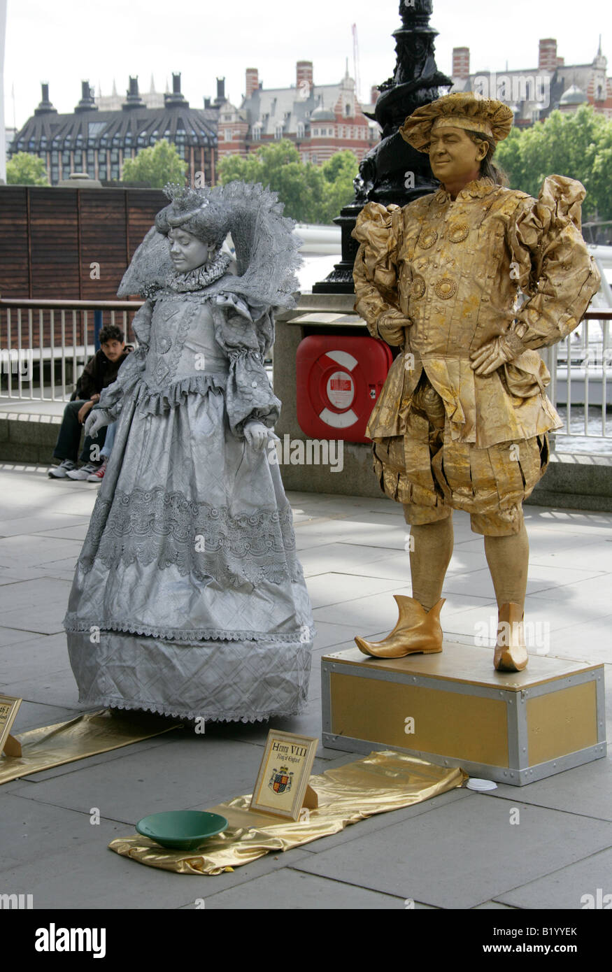 Street Entertainer, Living Statue of Queen Elizabeth I and King Henry ...