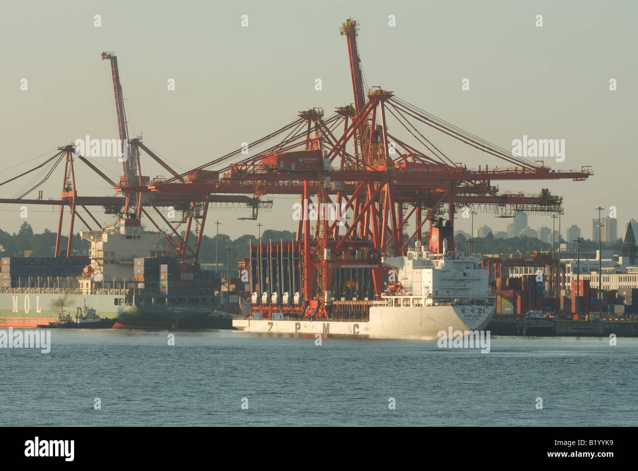 One of the largest Super Post-Panamax dockside gantry cranes being ...