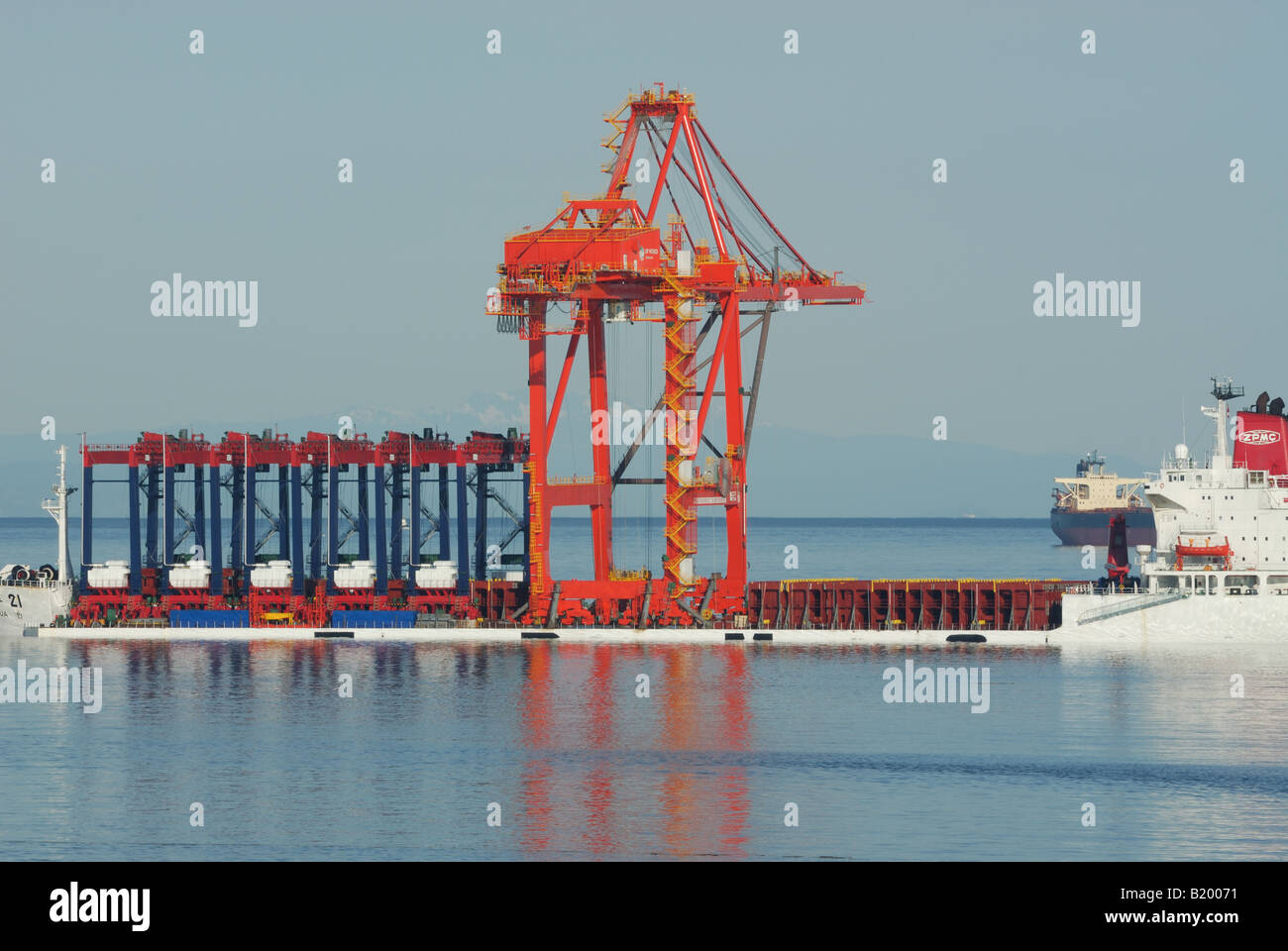 Gantry crane anchored shipping hi-res stock photography and images - Alamy