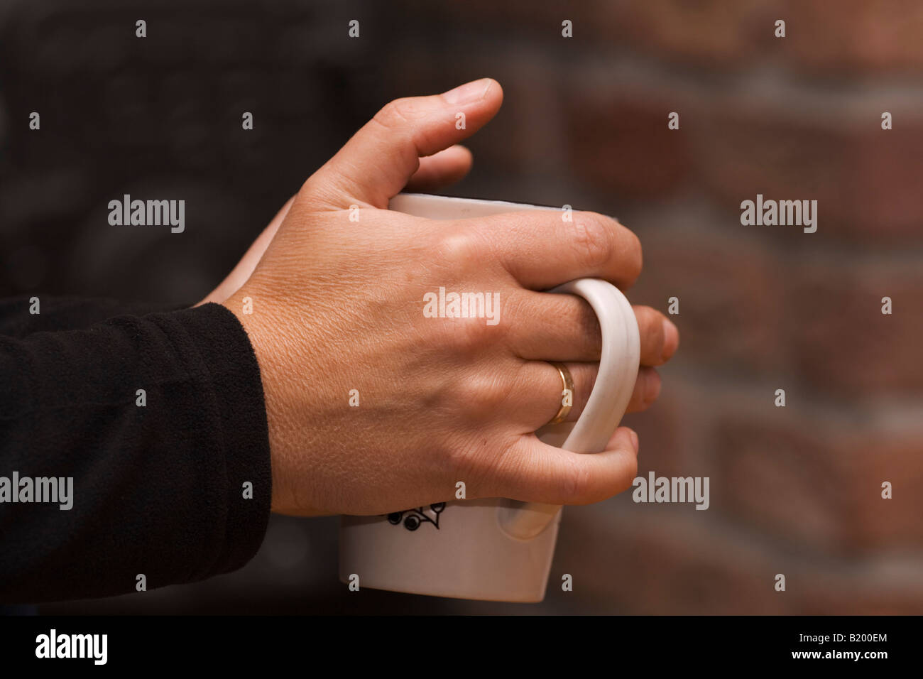 Hands holding coffee mug Stock Photo - Alamy