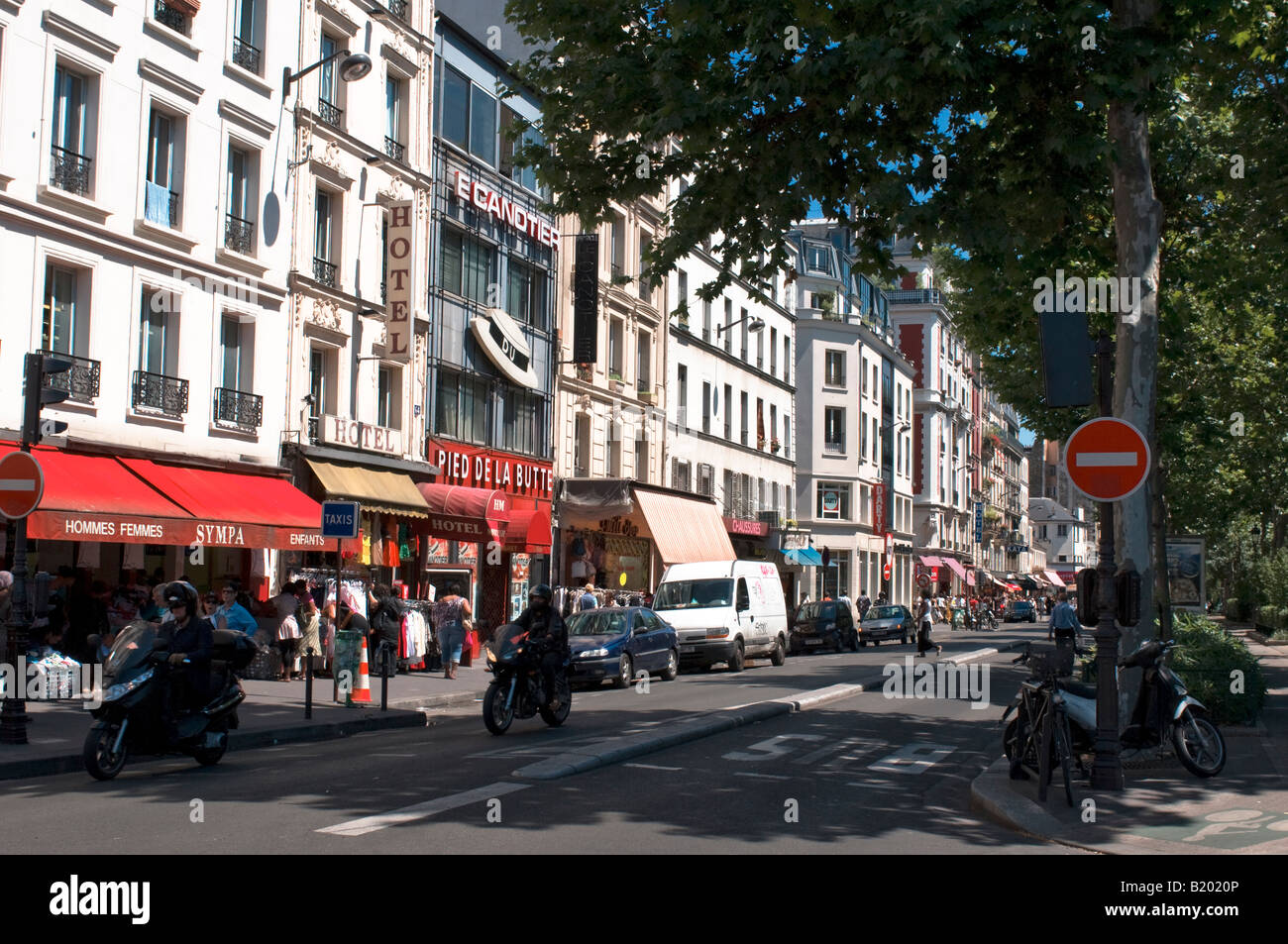 Street scene along a Paris rue Stock Photo - Alamy