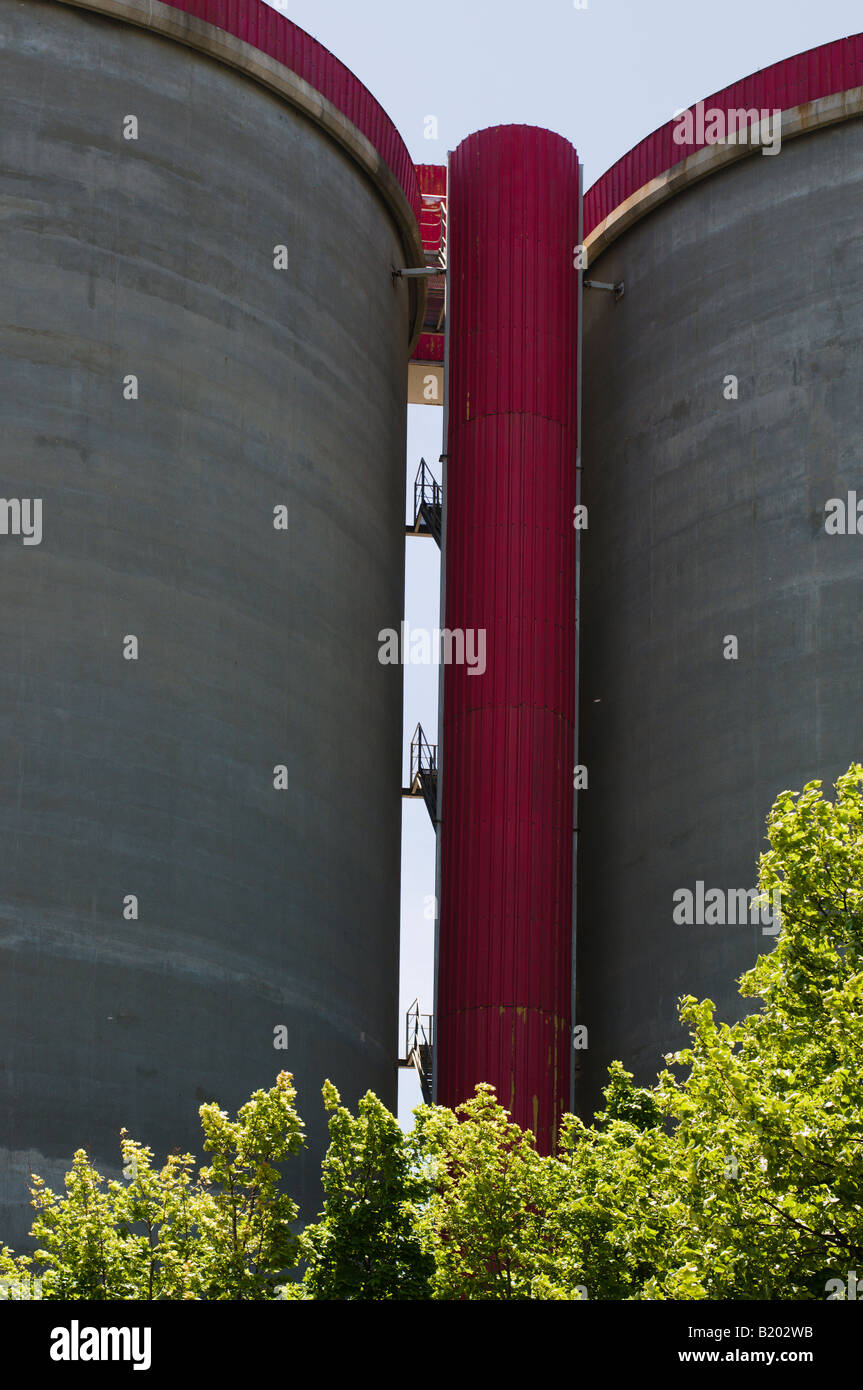 A tower between two silo buildings Stock Photo - Alamy