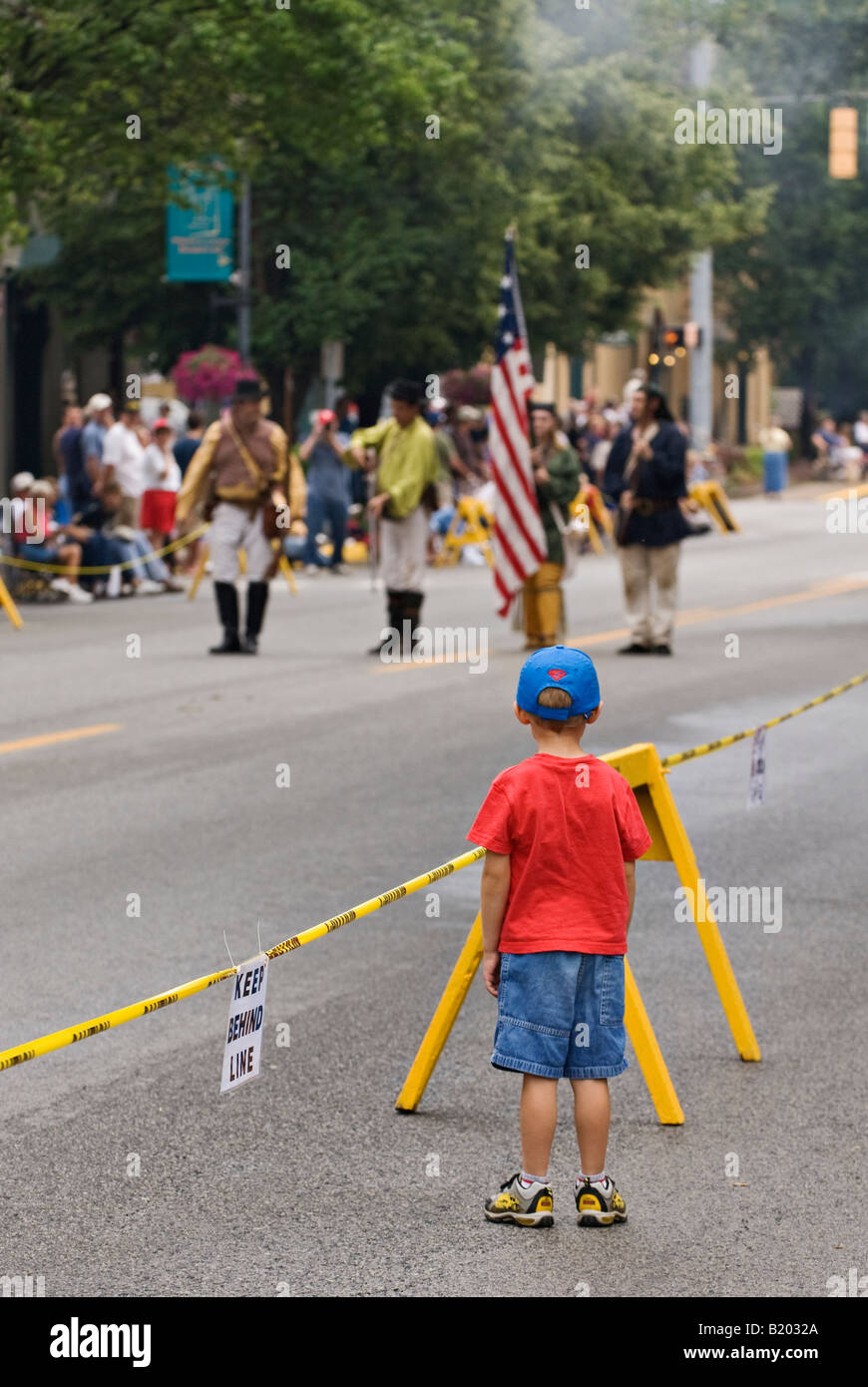 Boy watching parade hi-res stock photography and images - Alamy
