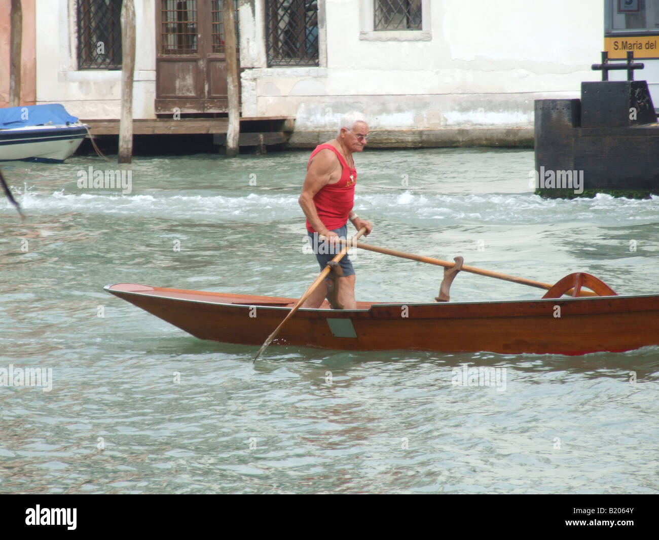 old man rower in venice italy Stock Photo - Alamy