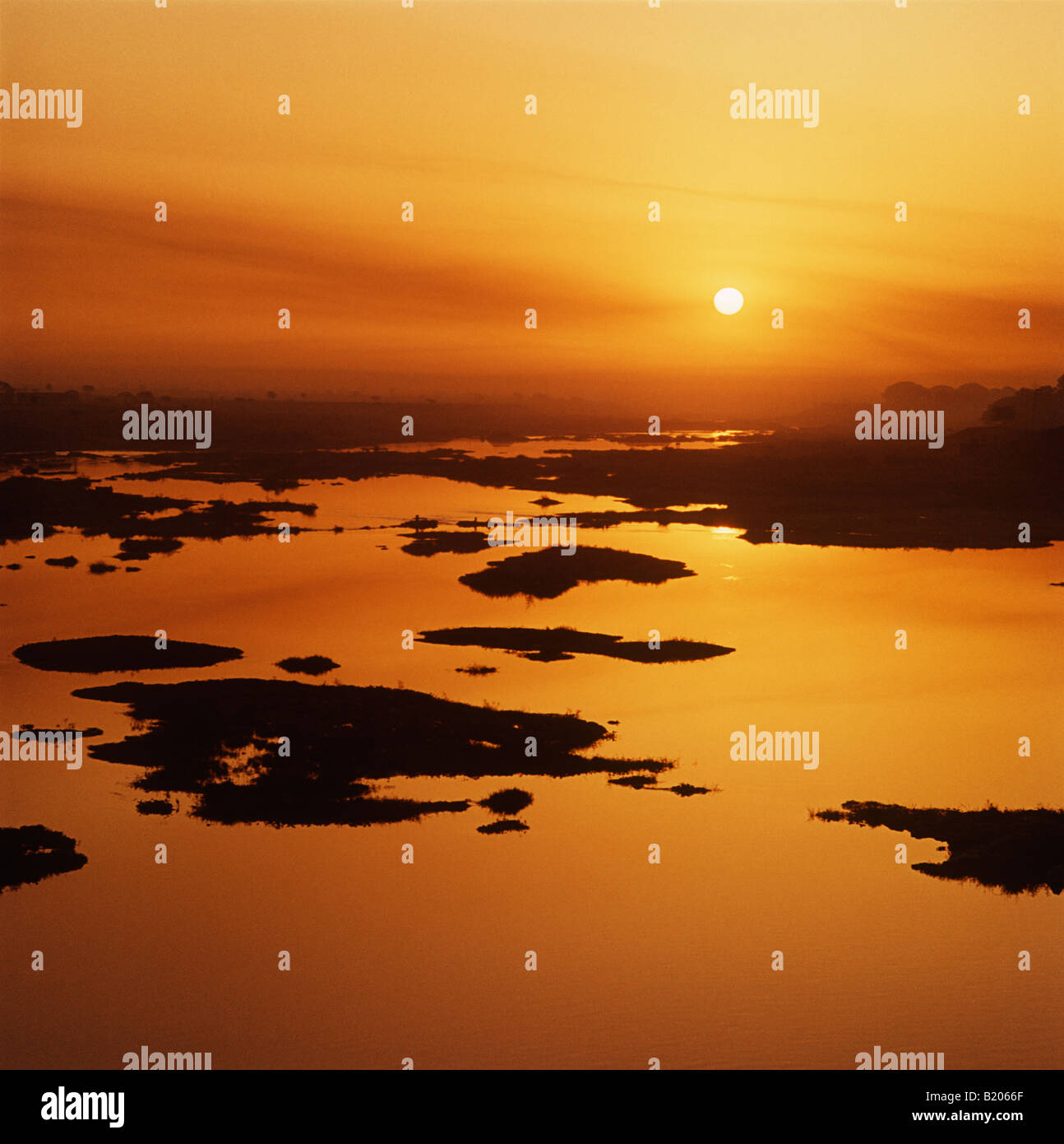 A sunrise over the mula mutha river at pune hi-res stock photography ...