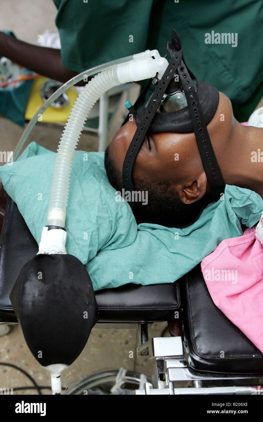 Anesthesia patient nitrous oxide hi-res stock photography and images ...