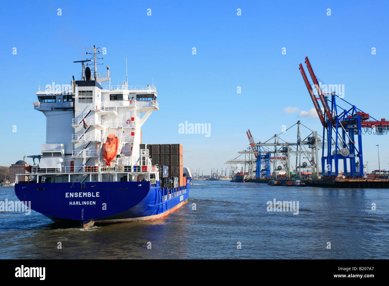 Ship entering docks hi-res stock photography and images - Alamy