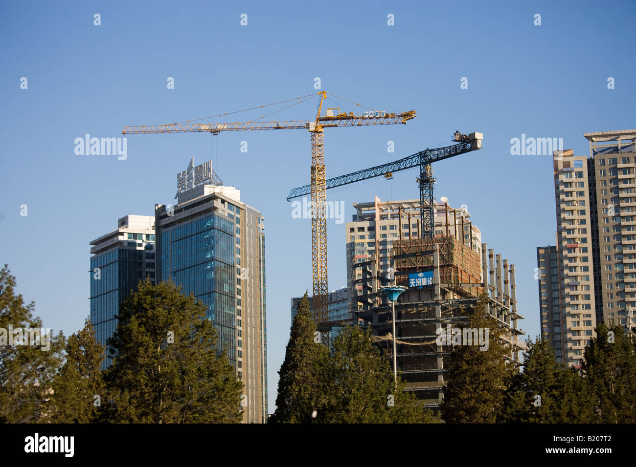 Construction cranes beijing china hi-res stock photography and images ...
