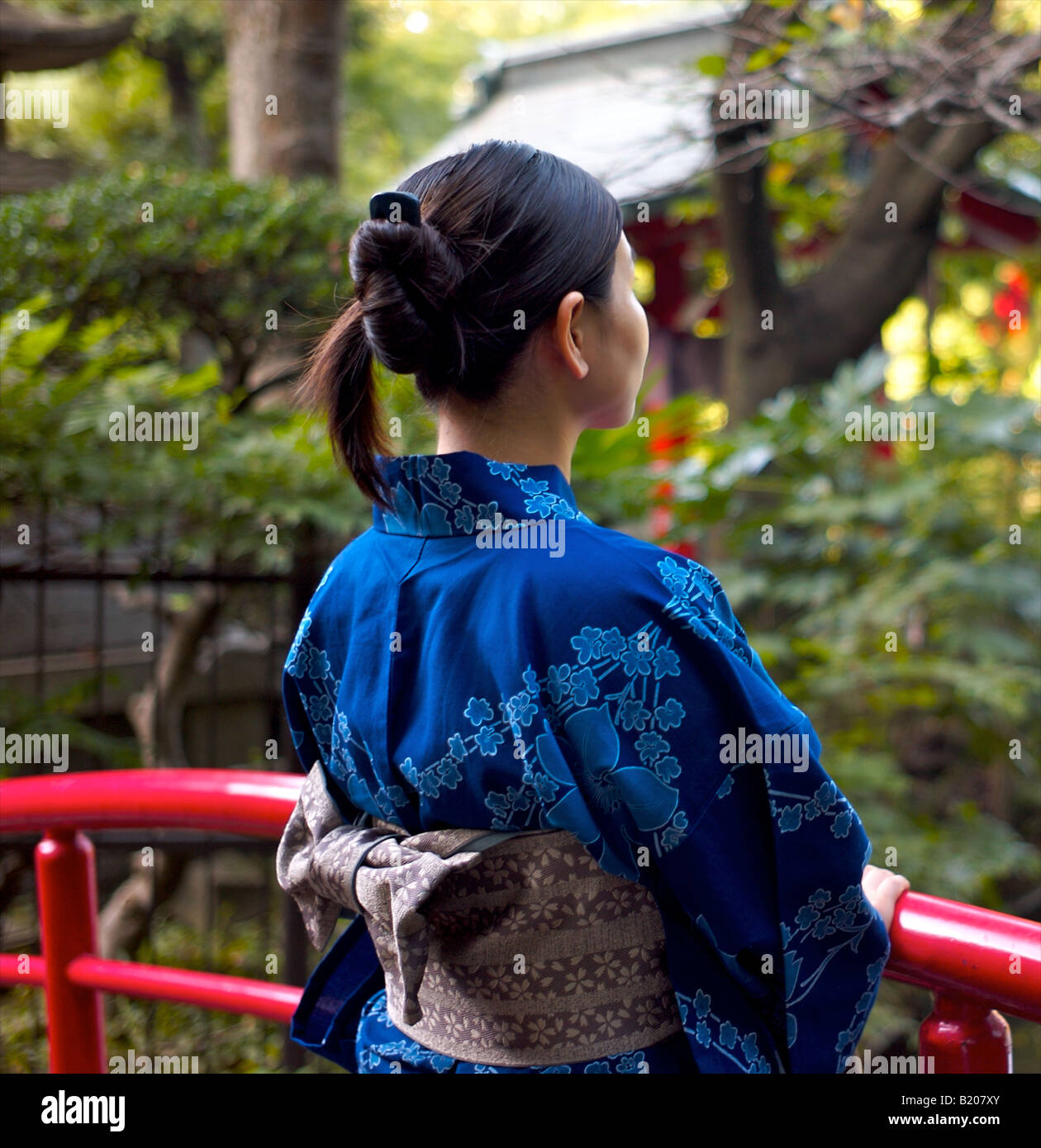 Woman traditional hairstyle wearing kimono hi-res stock photography and ...