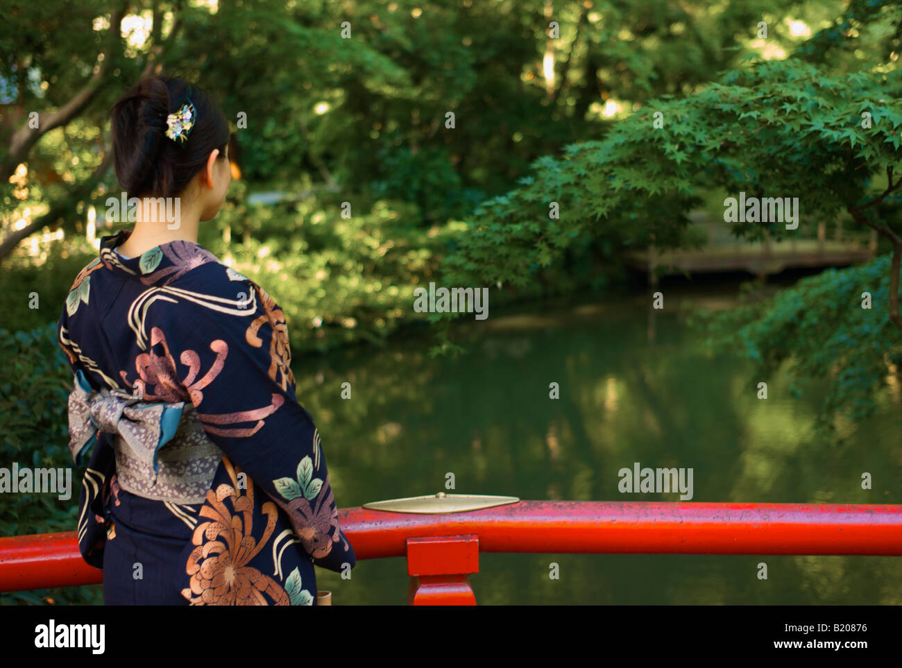 Japanese girl wearing kimono hi-res stock photography and images - Alamy