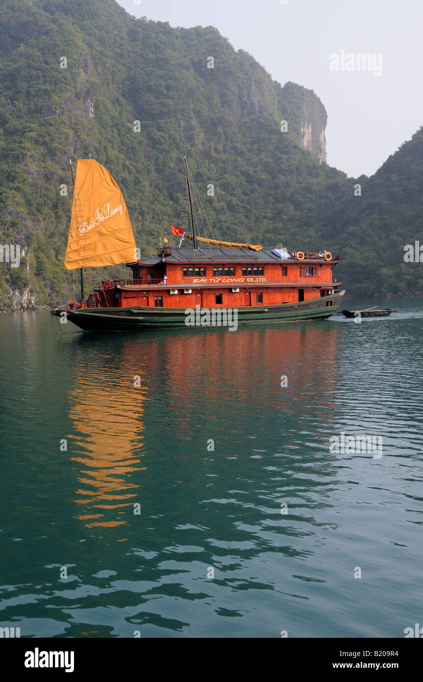 Vietnamese sailing Junk boat Ha Long Bay Vietnam Stock Photo - Alamy