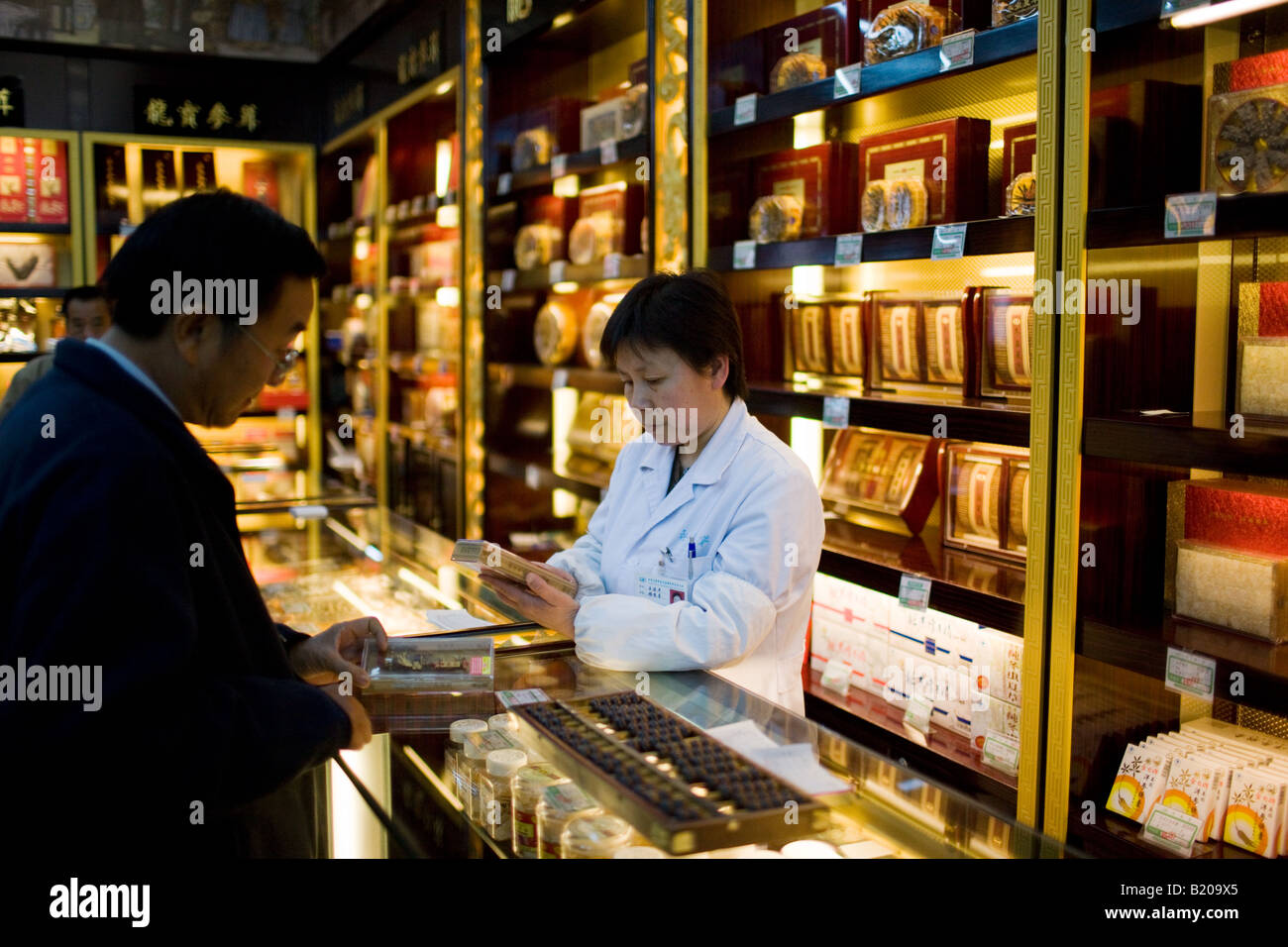 Traditional chinese medicines store hi-res stock photography and images ...