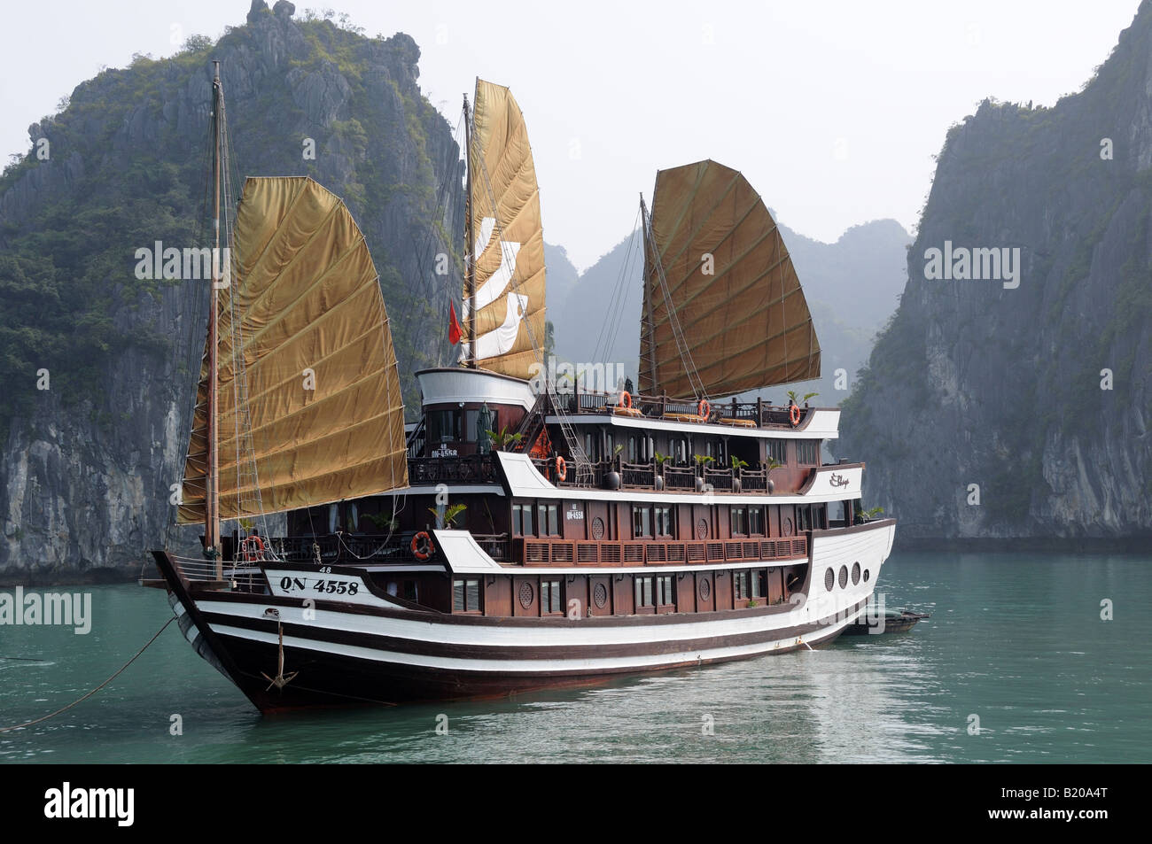 Tourist Sailing Junk Ha Long Bay Vietnam Stock Photo - Alamy