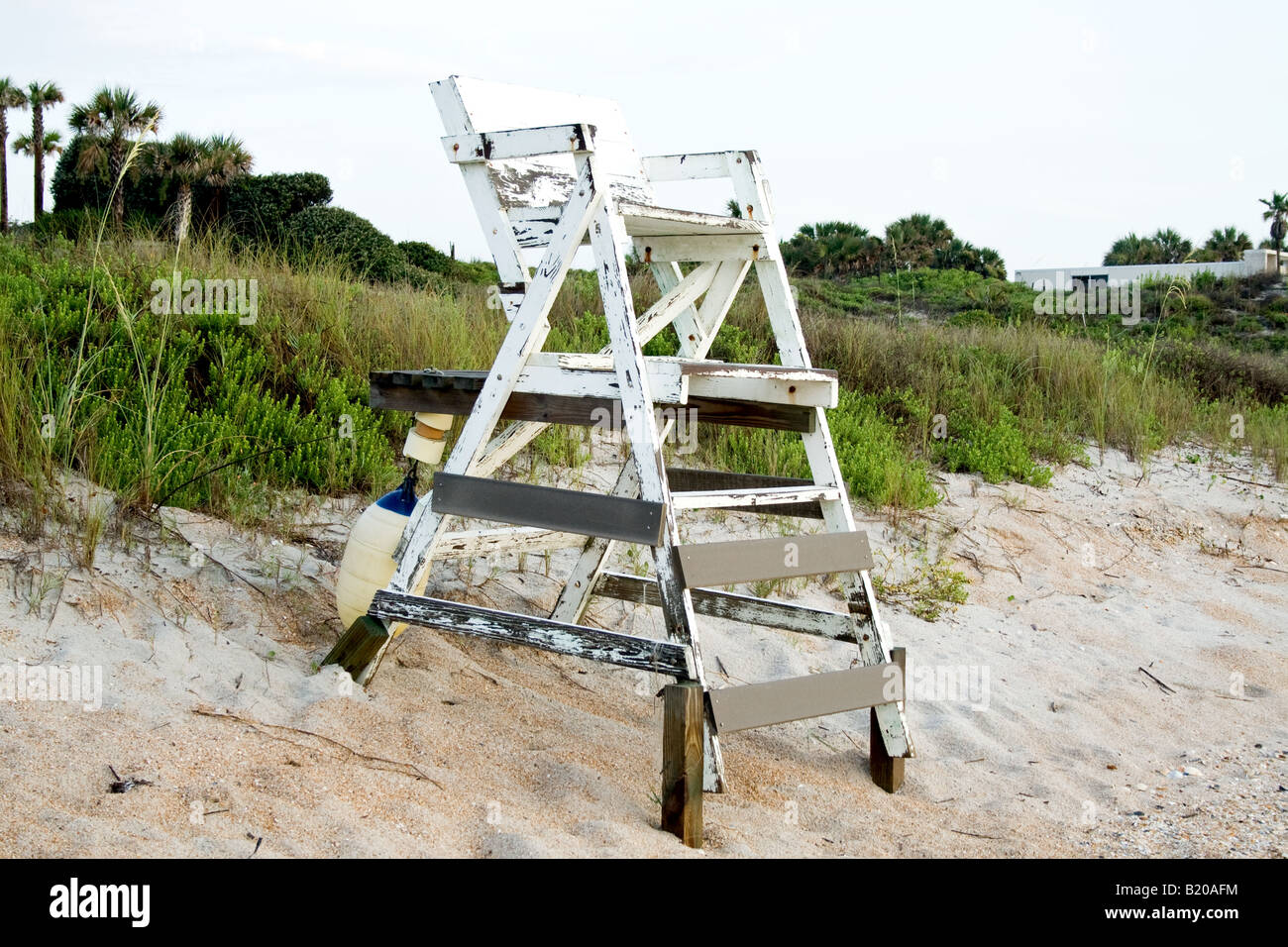 White lifeguard chair facing the ocean in Ponte Vedra Beach, Florida ...