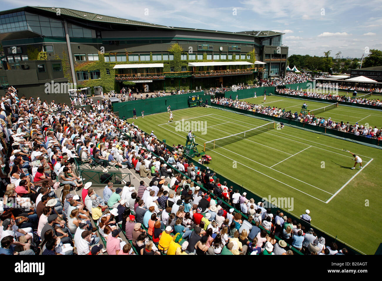 Wimbledon tennis crowd court hi-res stock photography and images - Alamy