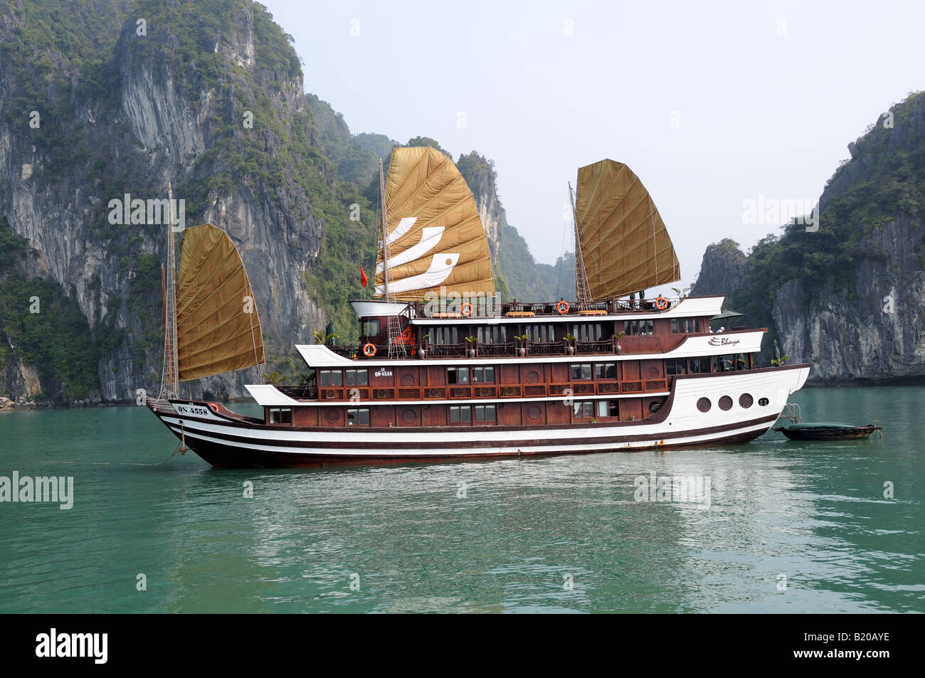 Sailing junk boat junk boat hi-res stock photography and images - Alamy