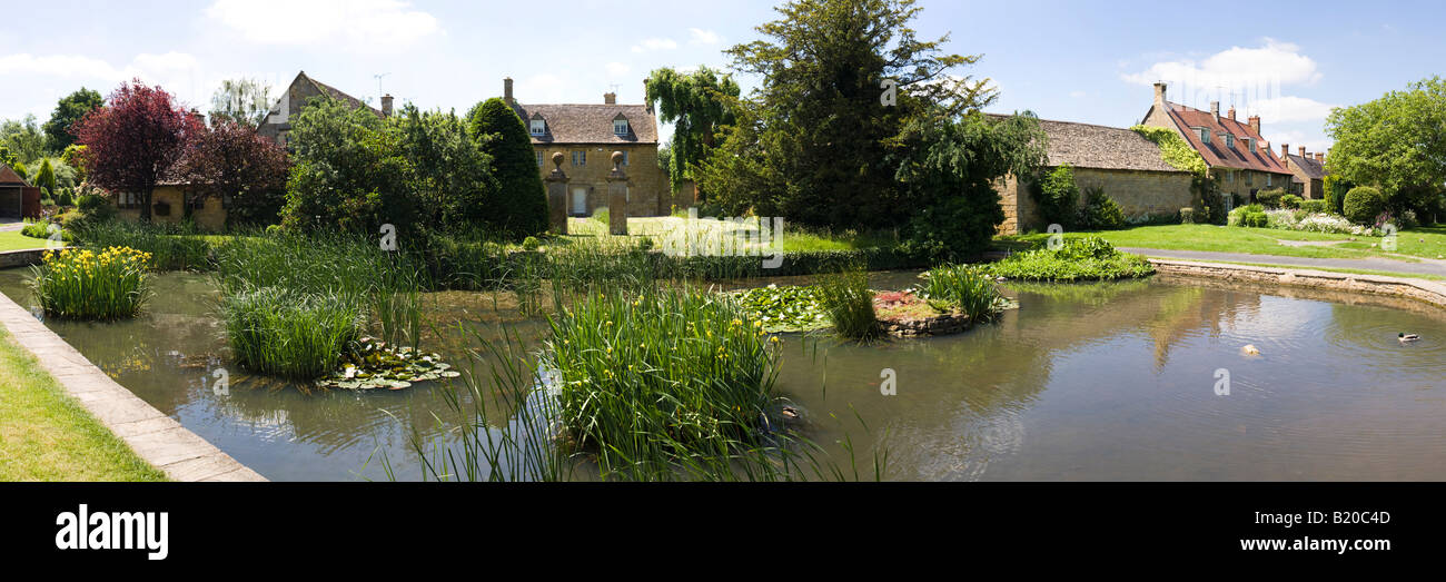 The duck pond in the Cotswold village of Willersey, Gloucestershire ...