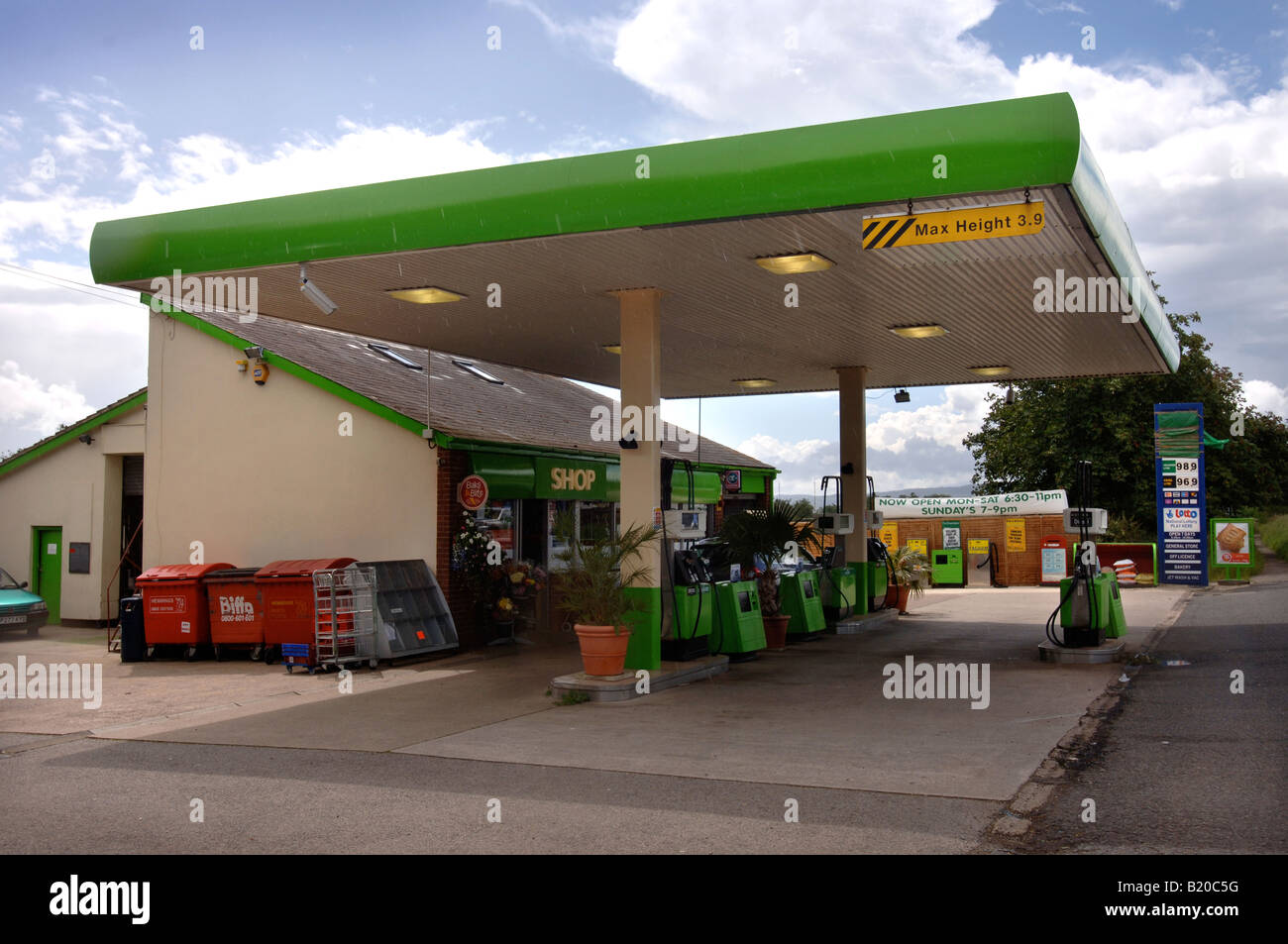 A SMALL INDEPENDENT PETROL STATION UK Stock Photo: 18449244 - Alamy